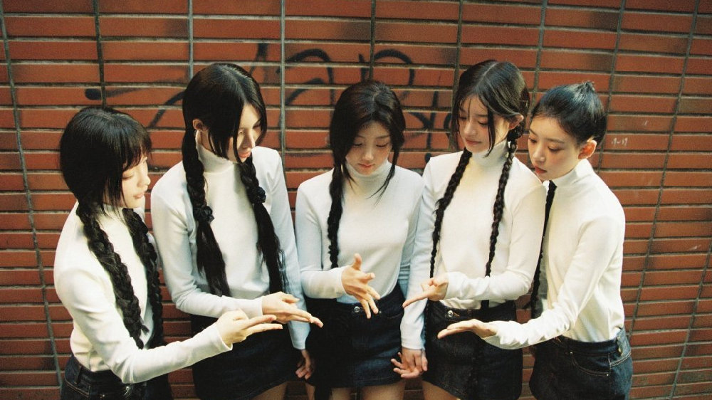 ILLIT在Spotify注水，播放完KPOP歌曲后，会自动跳到ILLIT出道曲|注水|音源|歌曲_新浪新闻