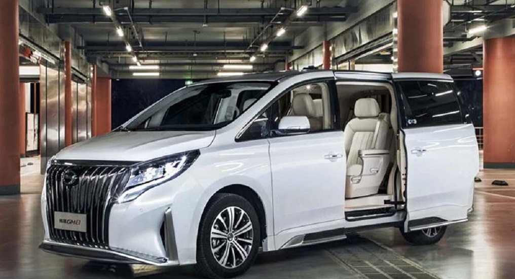 自主中大型MPV高端对决，荣威iMAX8和传祺M8你怎么选？-新浪汽车