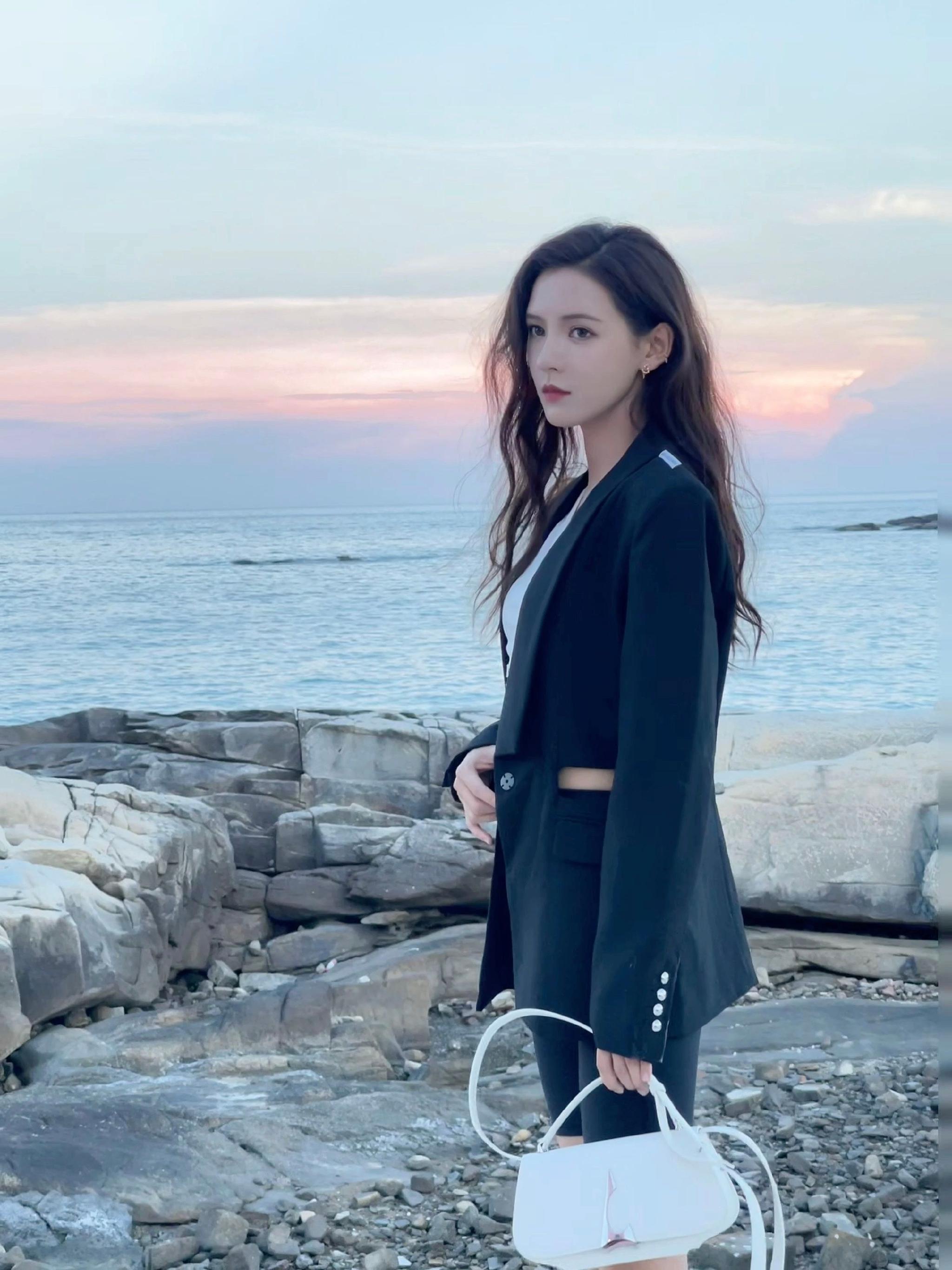 张予曦绝美！这次氛围感的曦曦好好看__财经头条