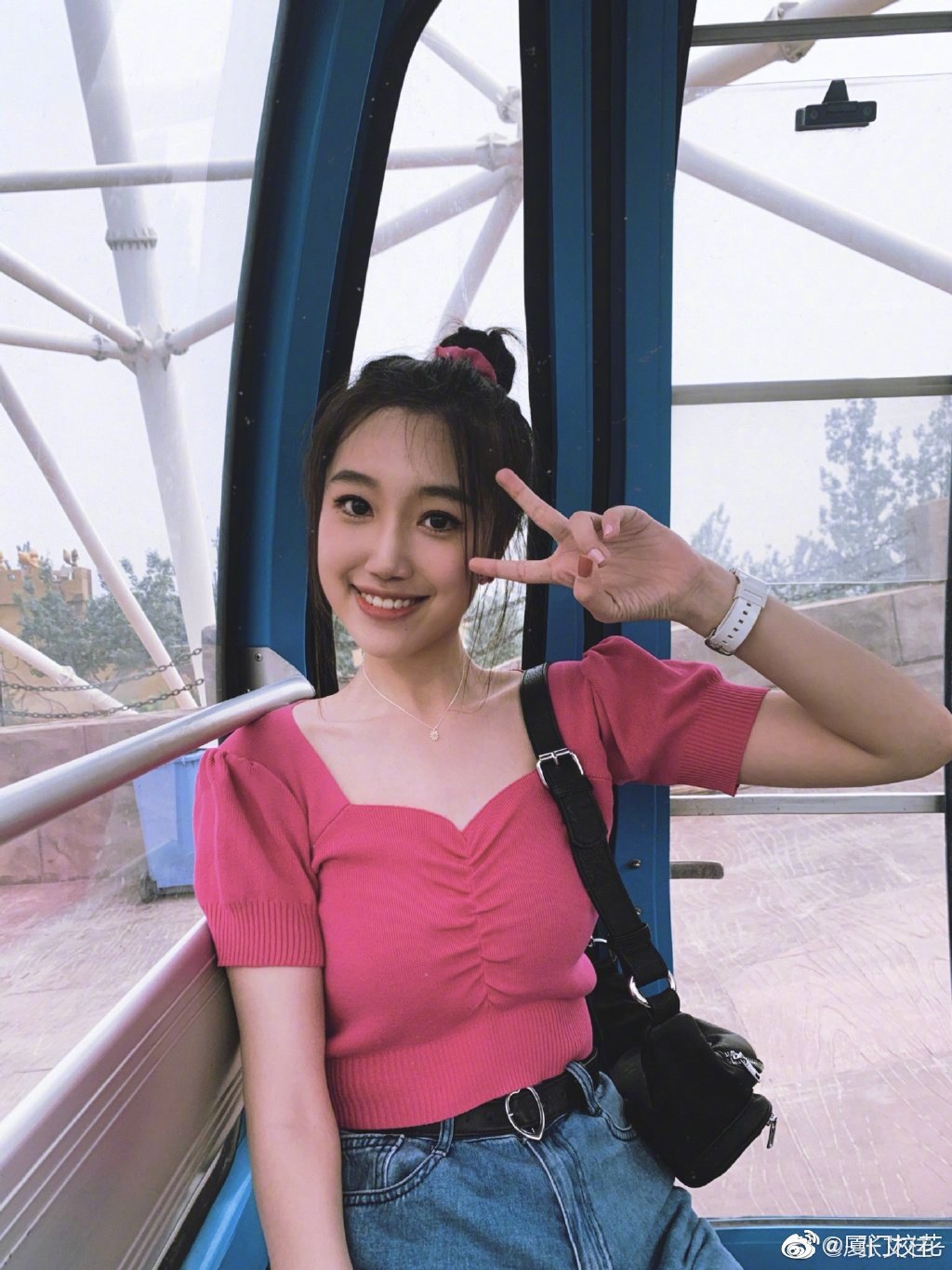 她叫张艾佳，02年，就读于石家庄第12中学，身高168cm