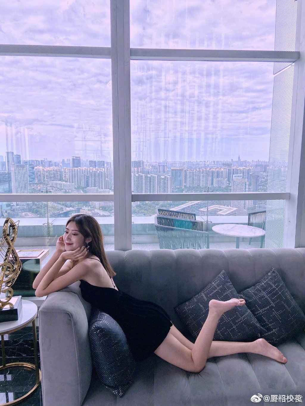 她叫吴梦蝶，98年，就读于电子科技大学，身高172cm，爱好画画