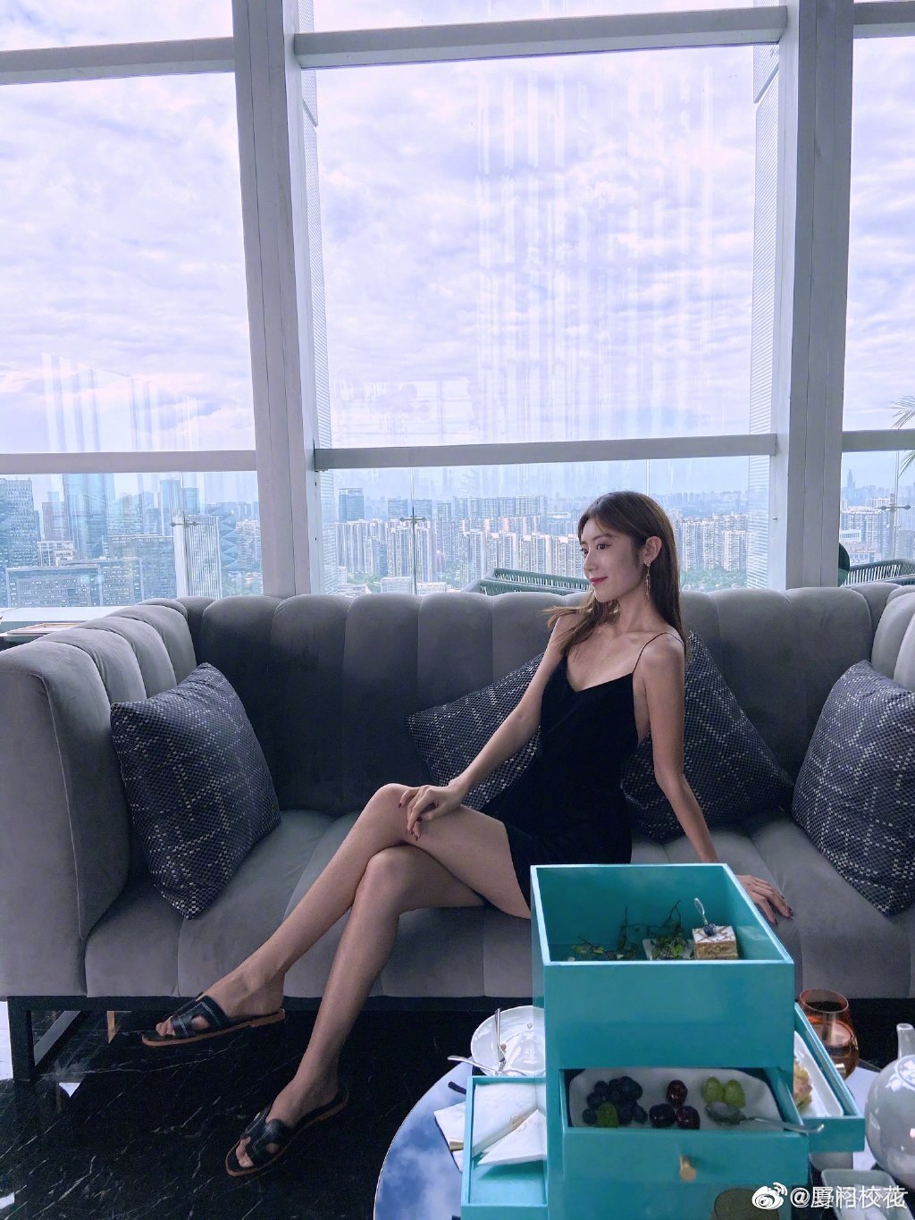 她叫吴梦蝶，98年，就读于电子科技大学，身高172cm，爱好画画