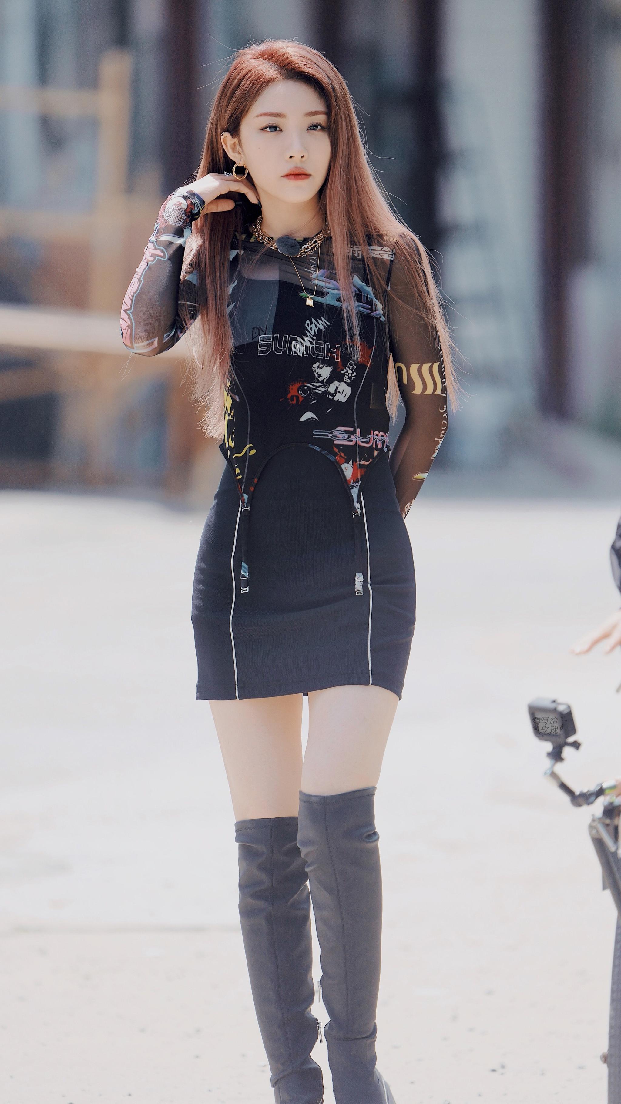 喻言上班饭拍 今天的造型梦回易燃易爆炸，炸炸子yyds