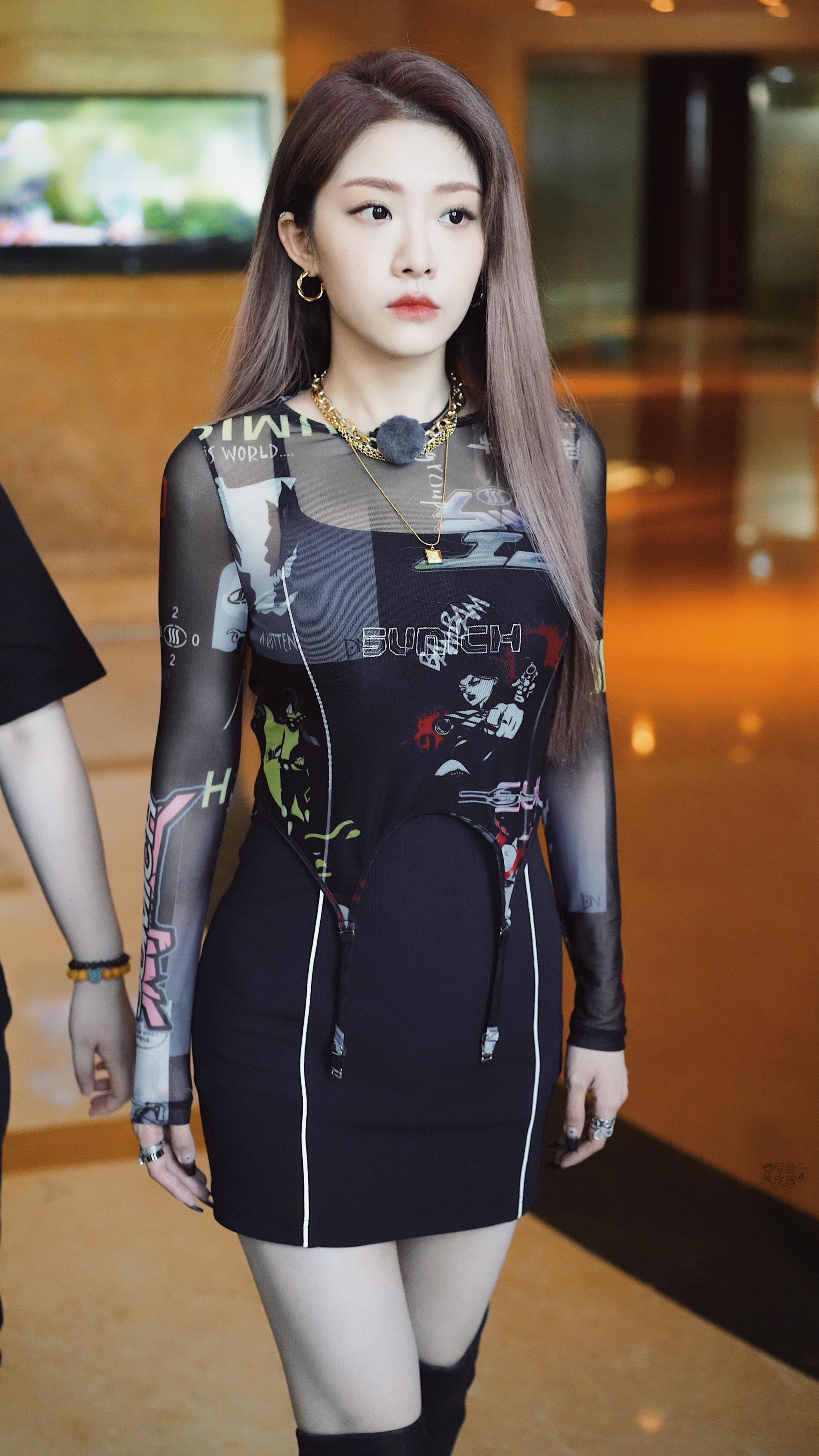 喻言上班饭拍 今天的造型梦回易燃易爆炸，炸炸子yyds