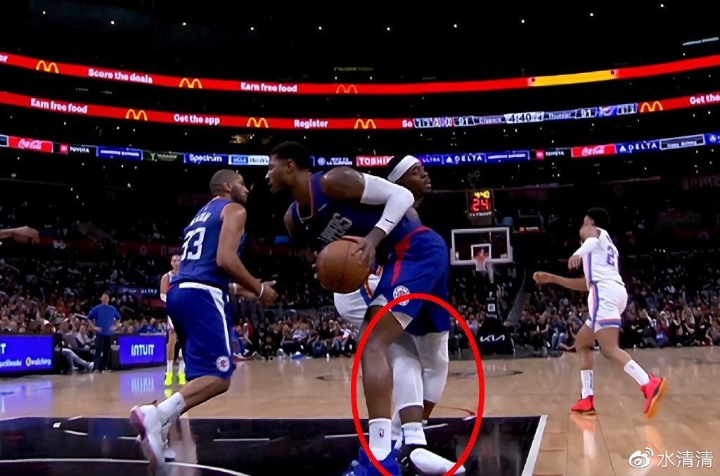 突发！保罗乔治右膝反关节“重伤”，四画面回放具体过程