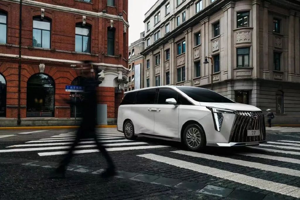 快评传祺M8宗师版：价格看齐赛那，自主MPV向上底气更足-新浪汽车