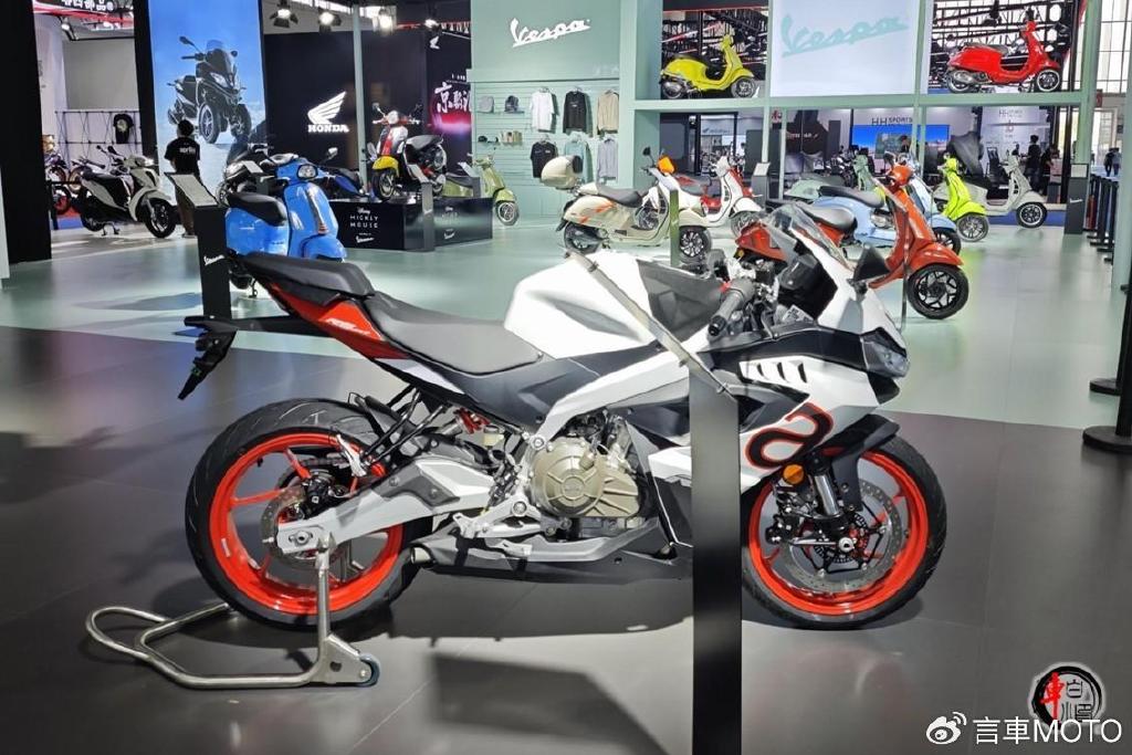 双翼梁+赛道技术加持，阿普利亚RS457摩展发布，售价4.98万元-新浪汽车