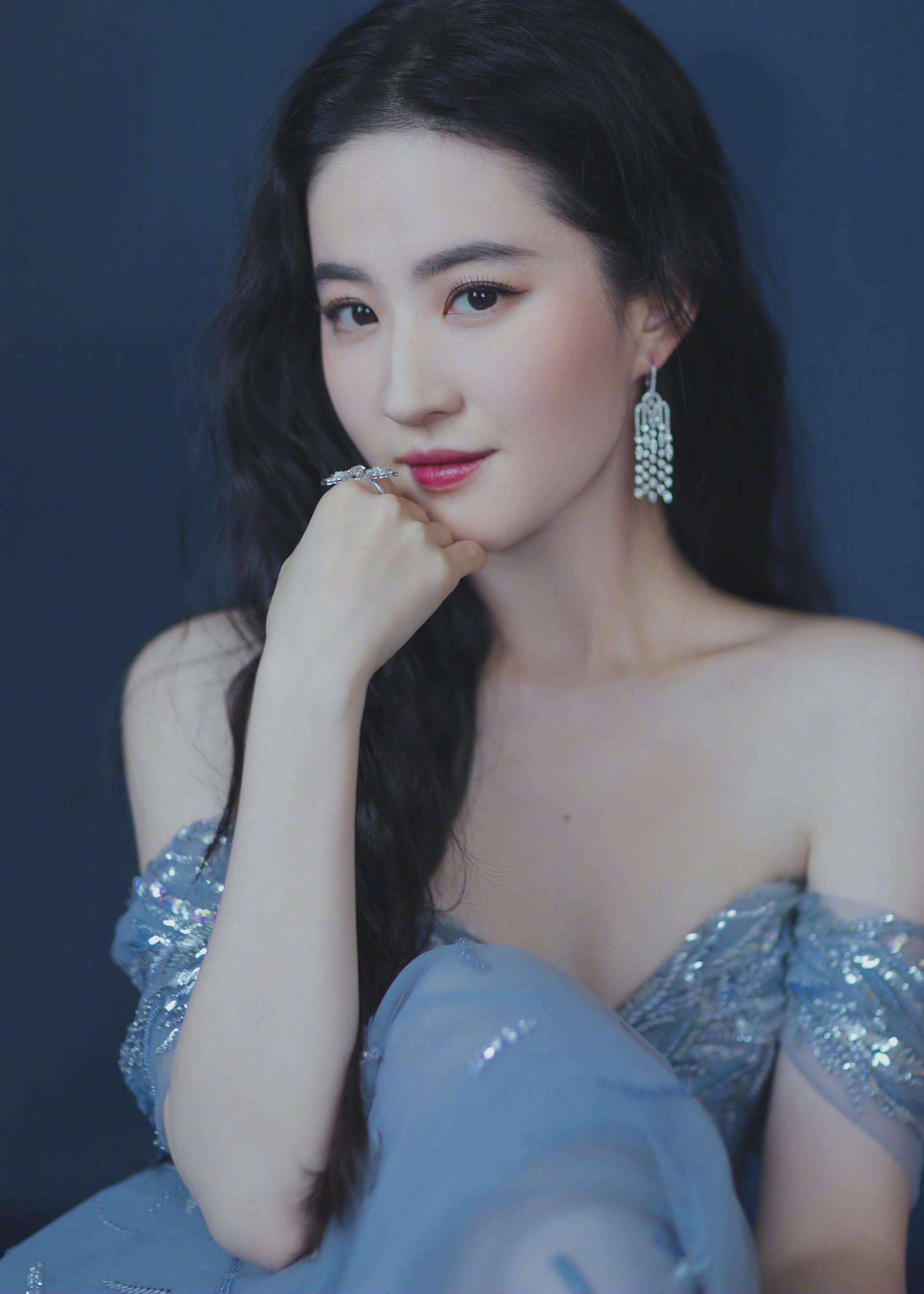 今日出席腾讯视频拾光盛典刘亦菲好仙