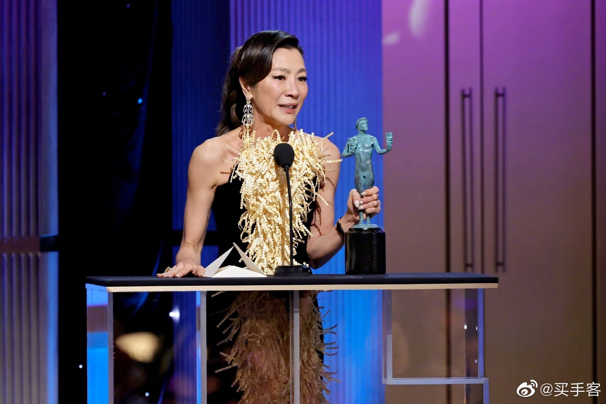 见证历史！杨紫琼凭借电影《瞬息全宇宙》