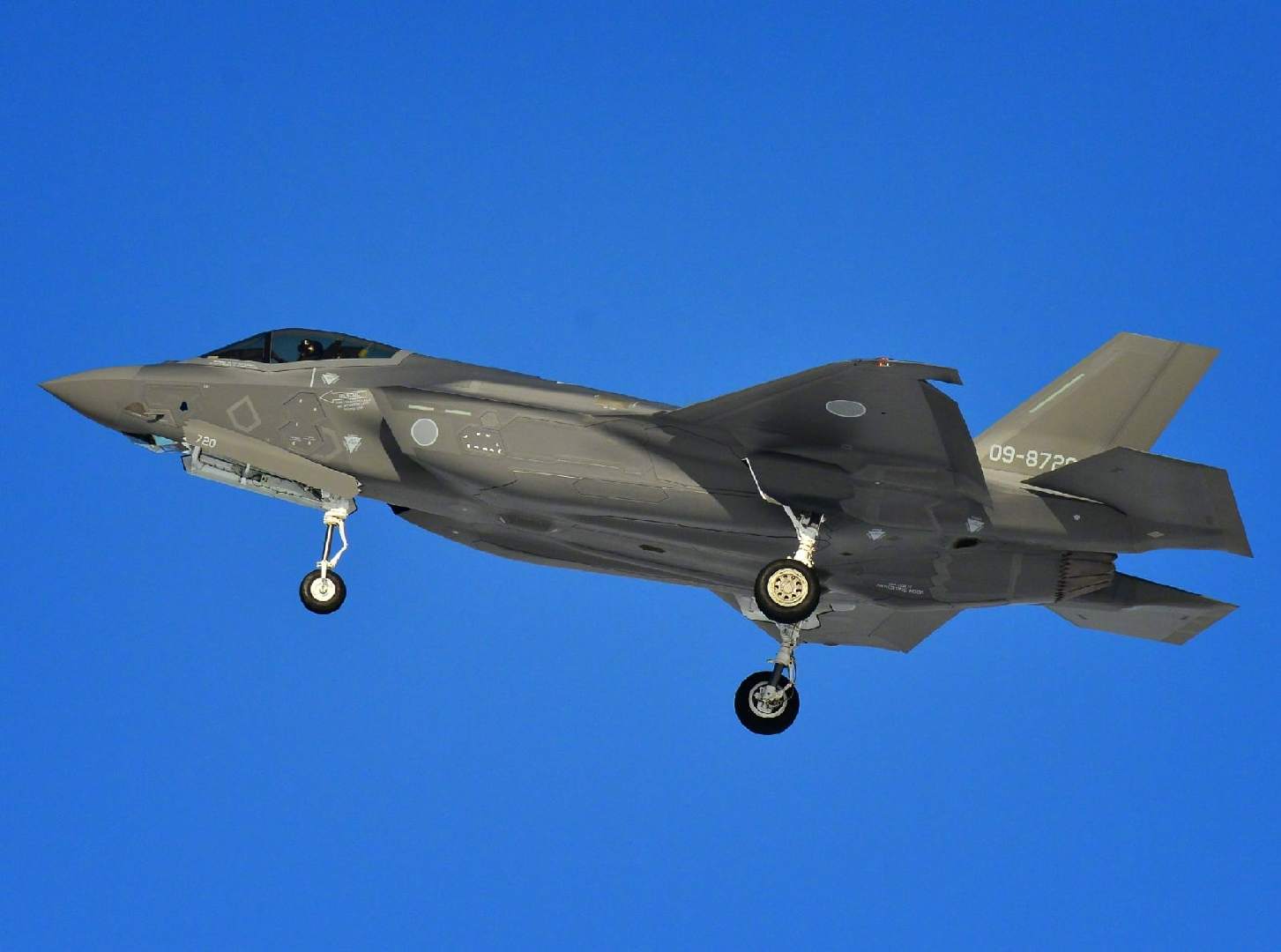 日本航空自卫队第302战术战斗机中队的F-35A在三泽空军基地进行飞行训