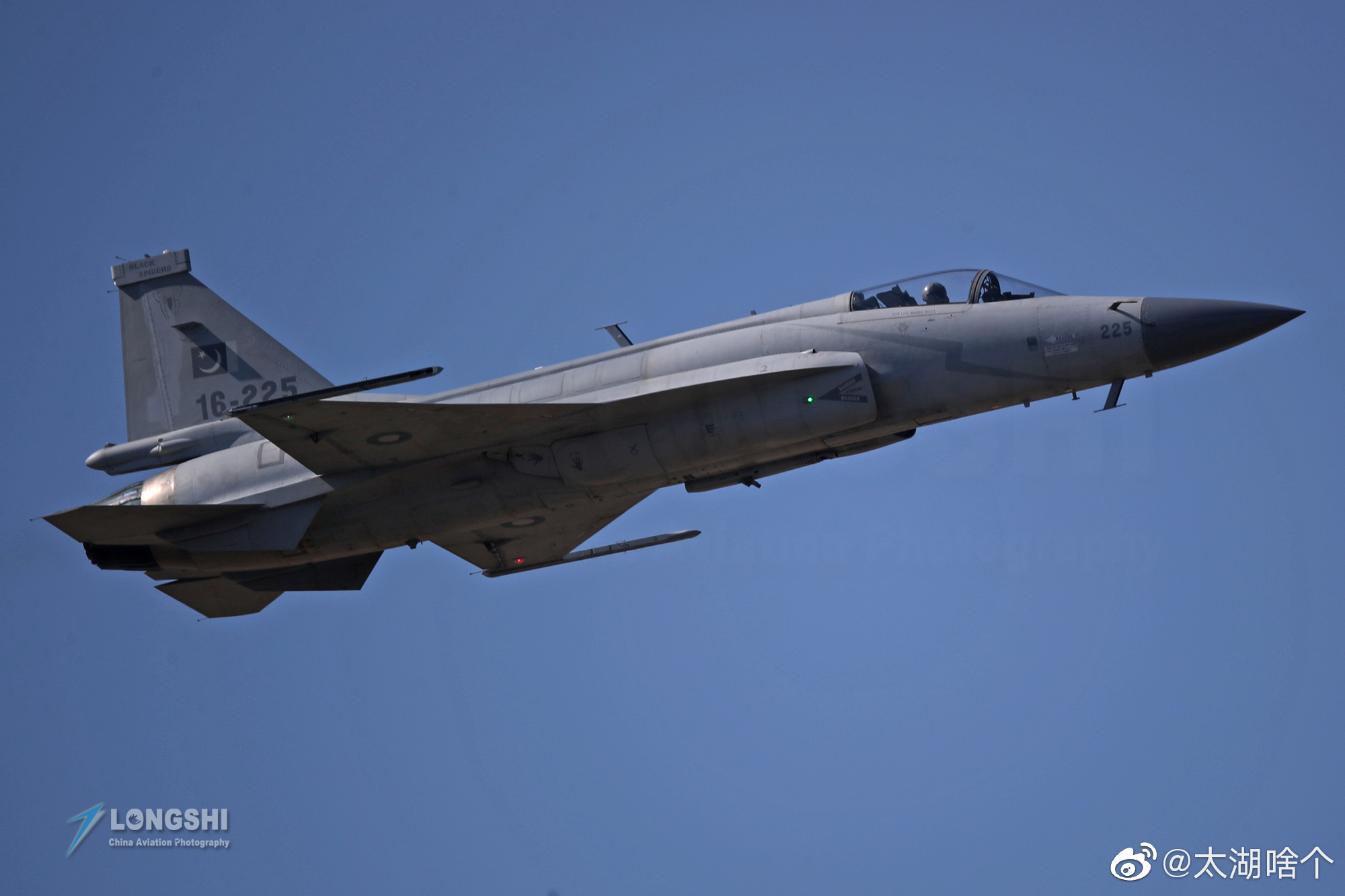 今天2月17日，就发JF-17枭龙战斗机