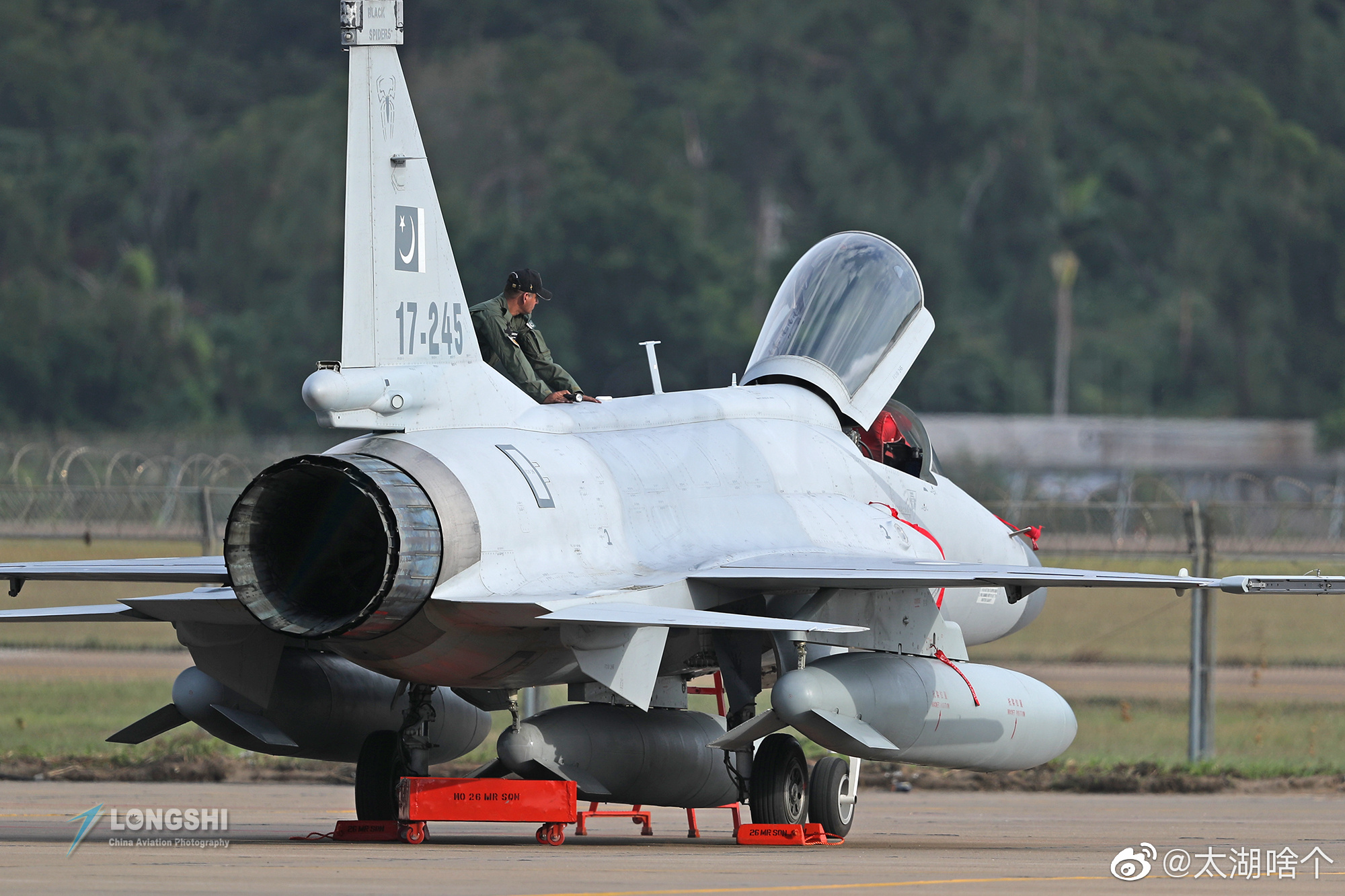 今天2月17日，就发JF-17枭龙战斗机