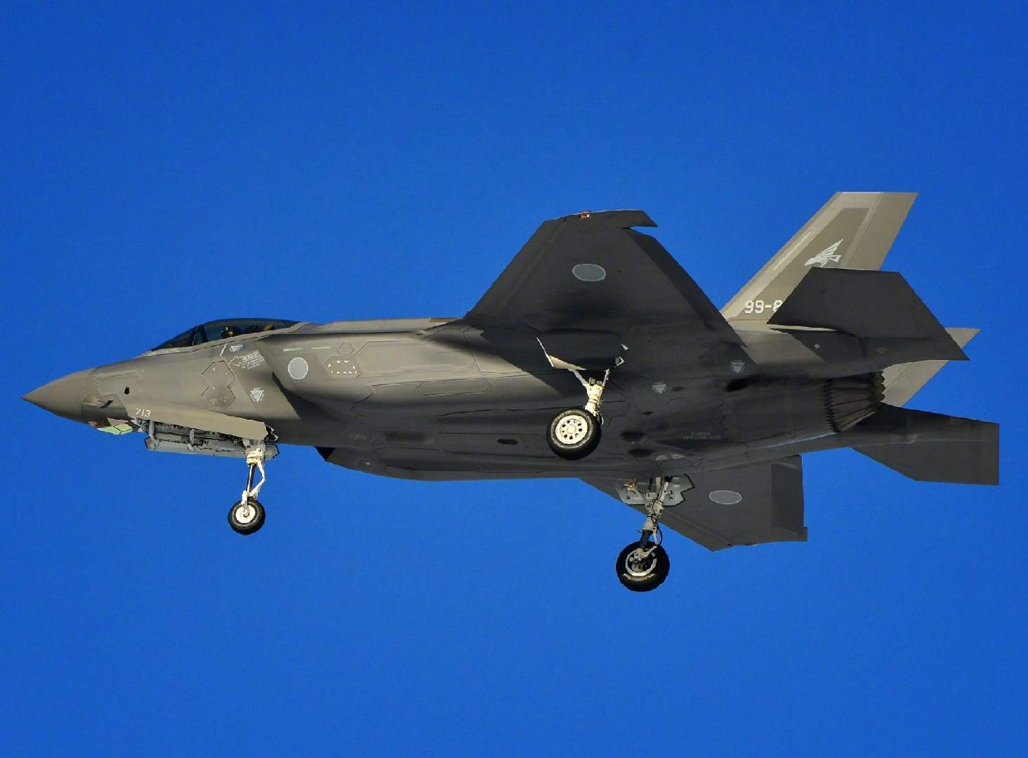 日本航空自卫队第302战术战斗机中队的F-35A在三泽空军基地进行飞行训