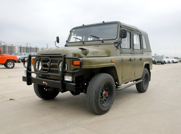 BJ40刀锋英雄版亮相，底盘带大梁，标配三把锁，能大卖吗？-新浪汽车