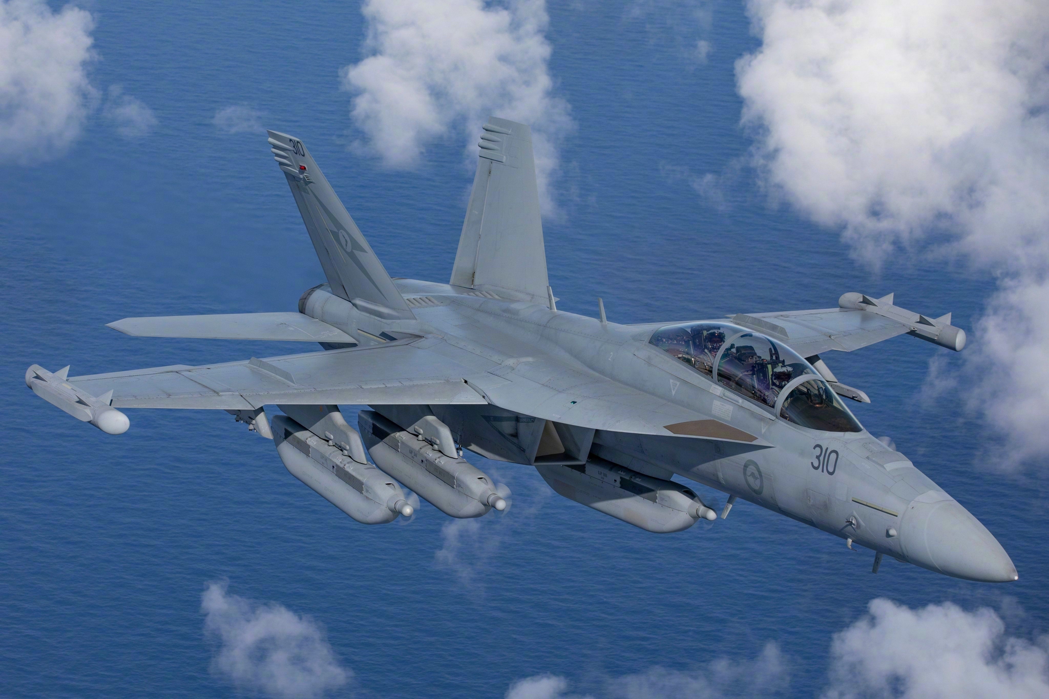 咆哮着使用的AN/ALQ-99 干扰舱内部的清晰图片！