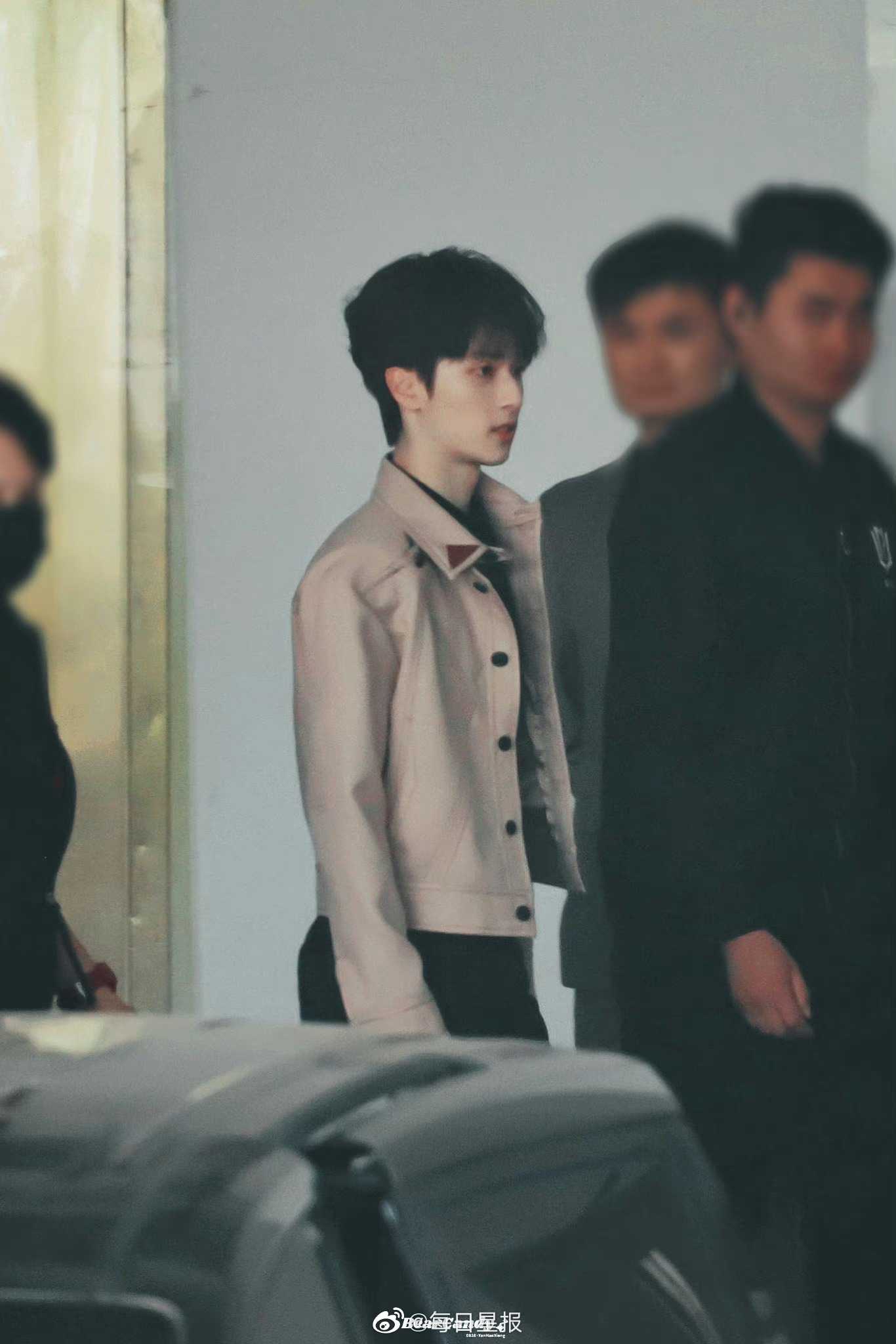 严浩翔极限挑战上班路透🈶 卡其色上衣穿搭好有氛围感 小严的仪态