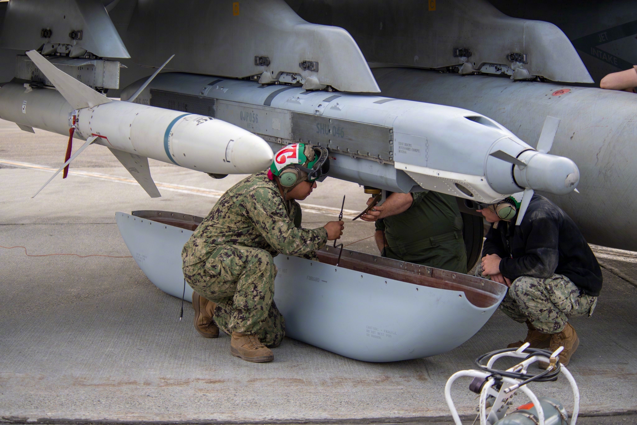 咆哮着使用的AN/ALQ-99 干扰舱内部的清晰图片！