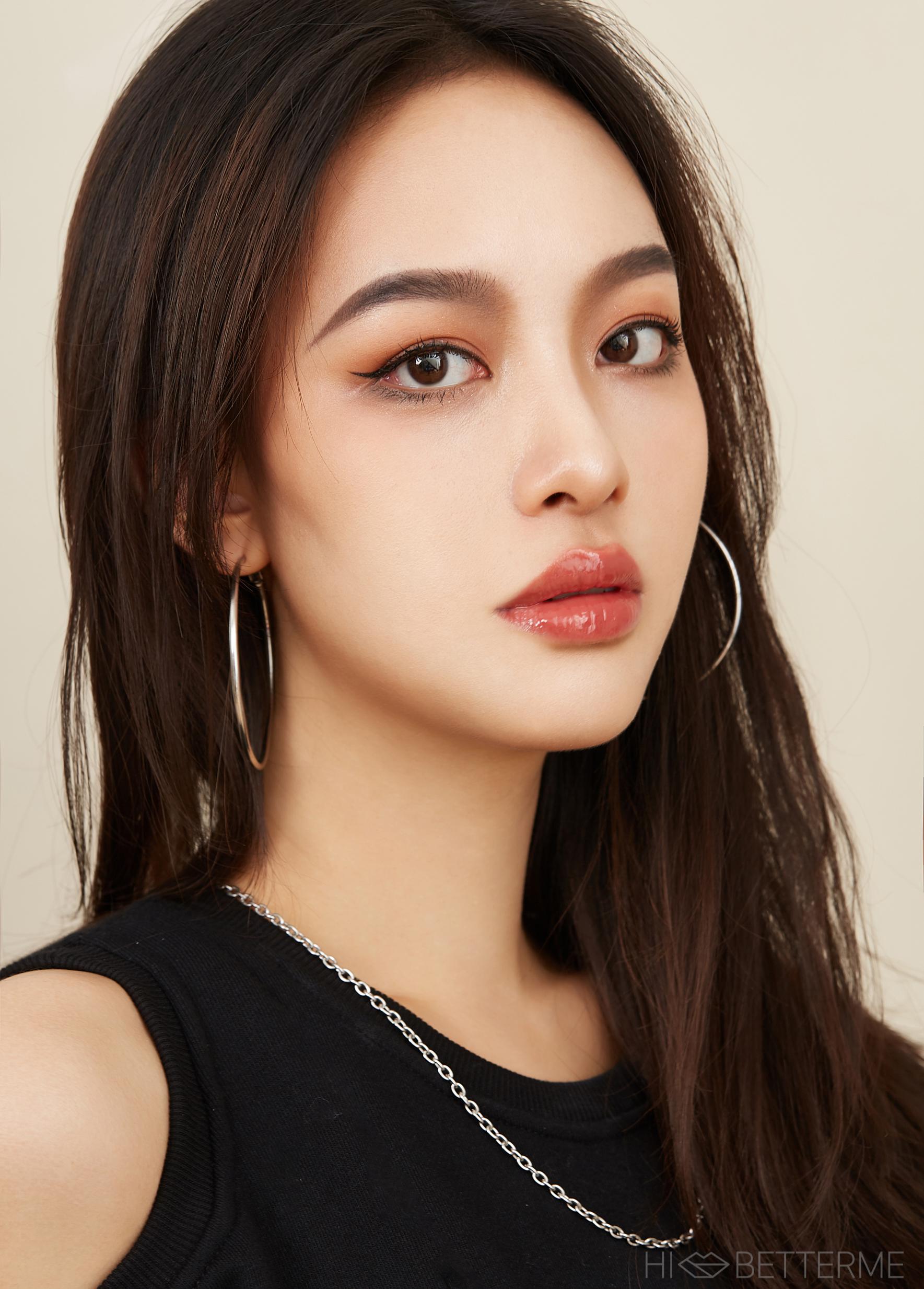 Cece 给老衲推荐了两支 CT 家的新品，一款唇蜜，一款唇彩。妈耶