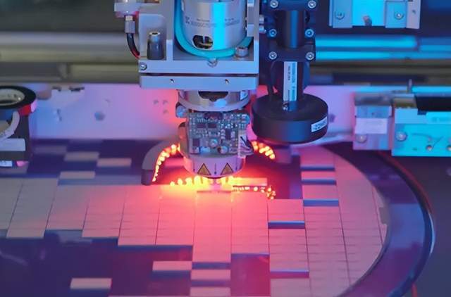 ASML再遭重击，10nm先进工艺无需光刻机，为中国芯片指明新方向__财经头条