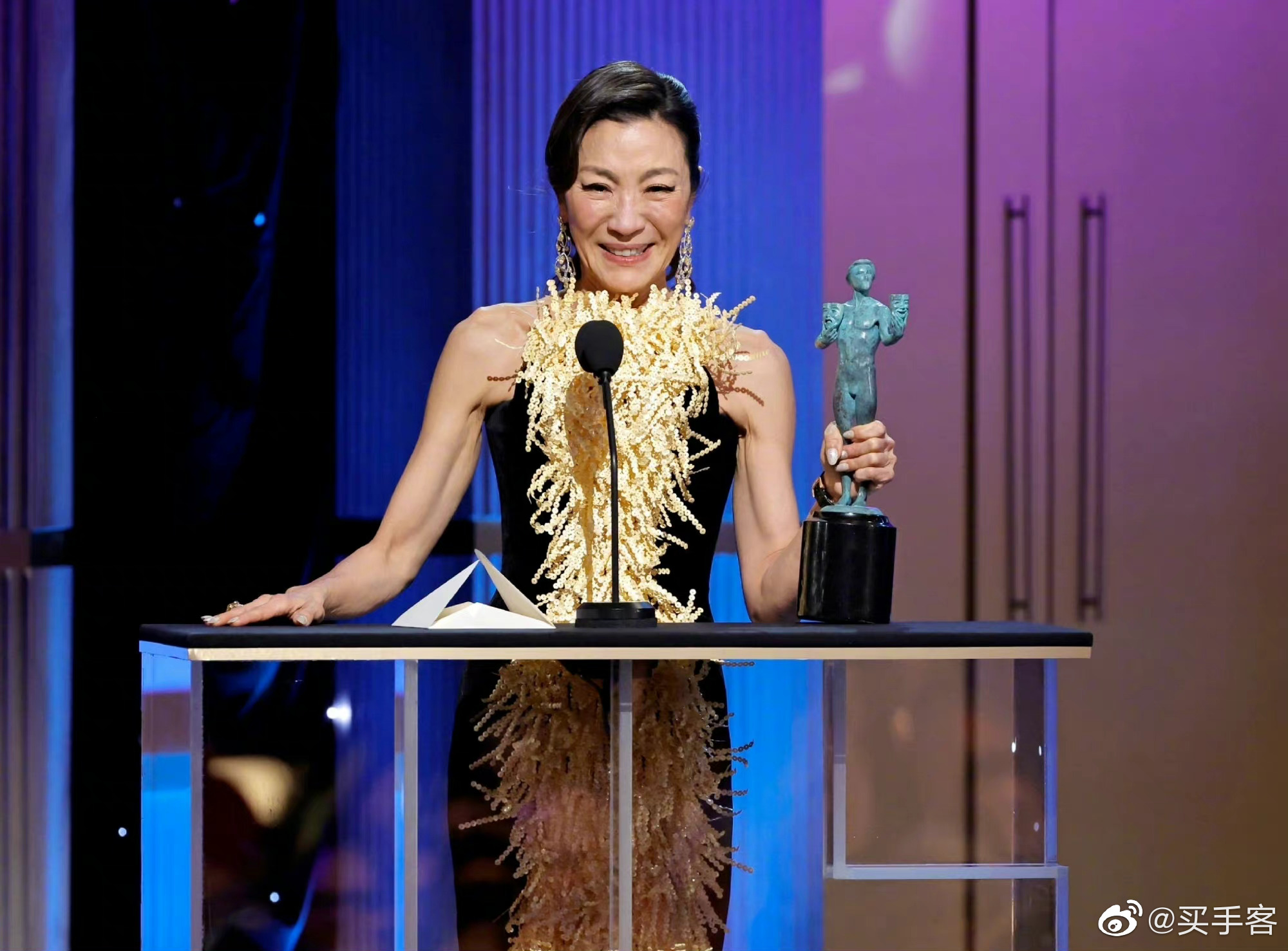 见证历史！杨紫琼凭借电影《瞬息全宇宙》