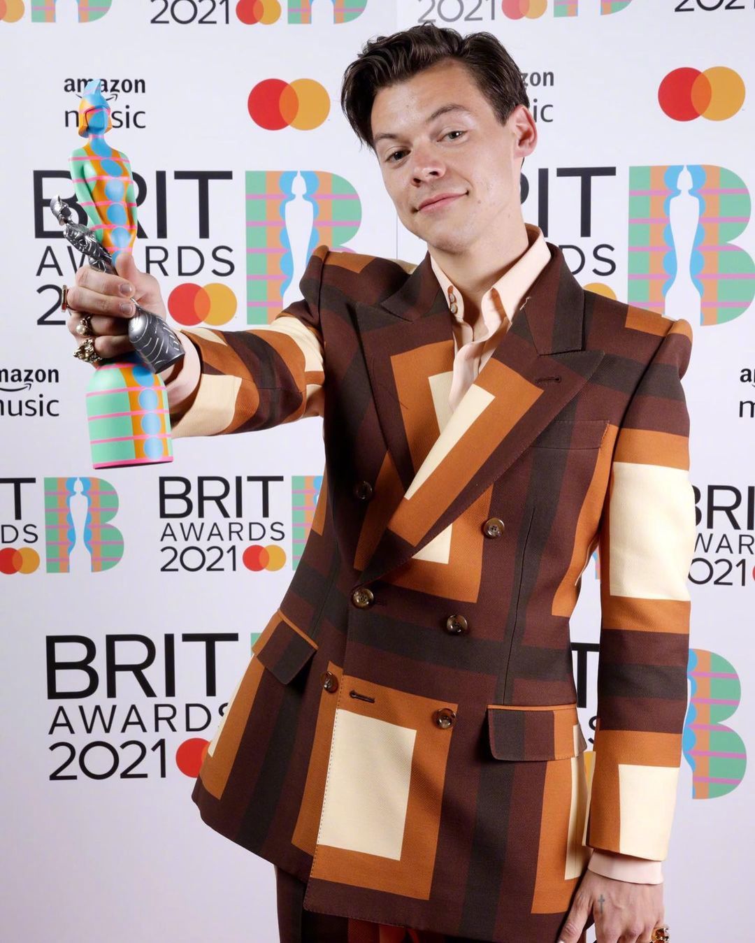 出席今年全英音乐奖的哈卷harry Styles,获得最佳单曲奖