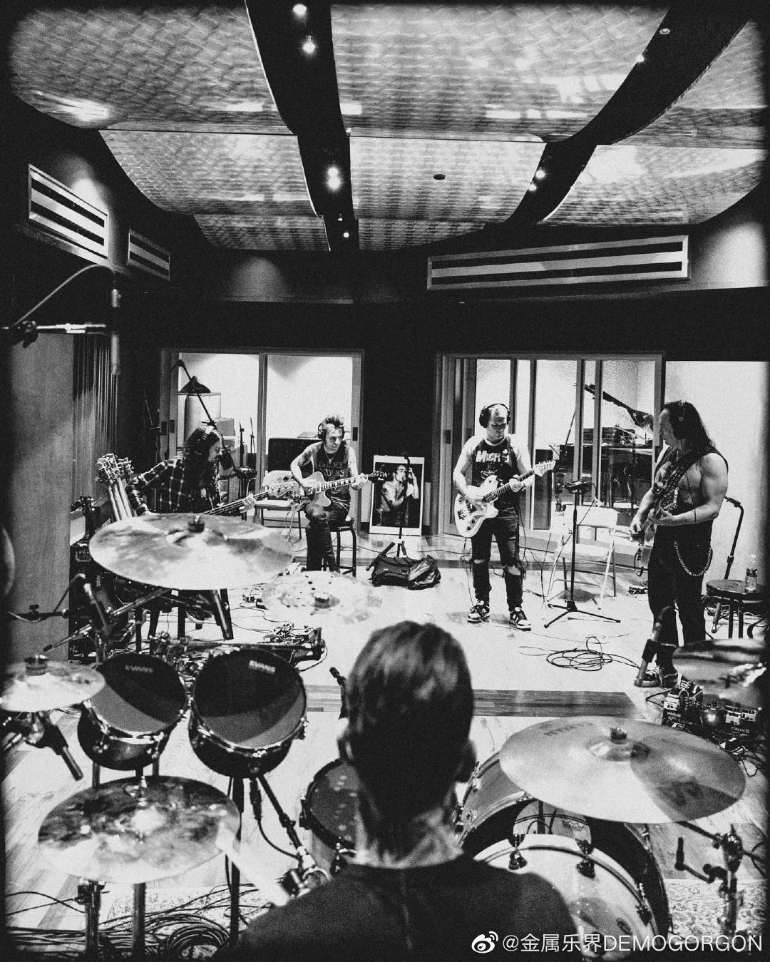 美国主唱Corey Taylor（、STONE SOUR）和制作人Jay……