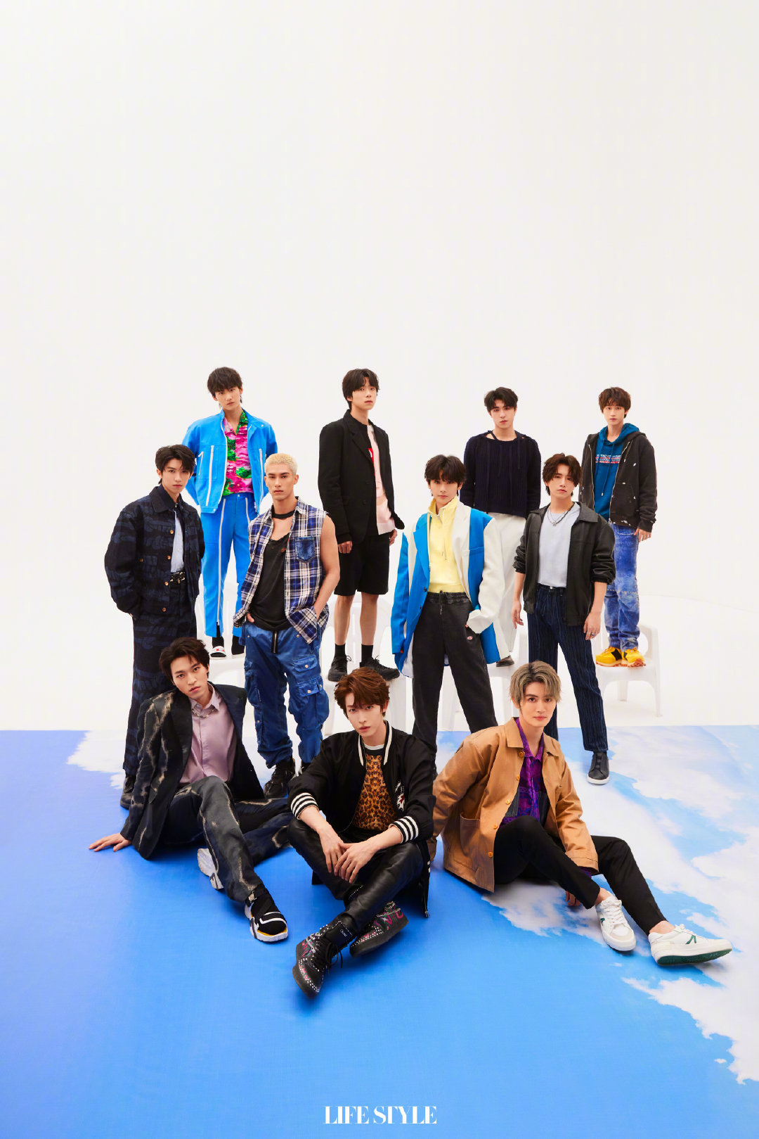 INTO1成团一周年《精品购物指南 》__财经头条