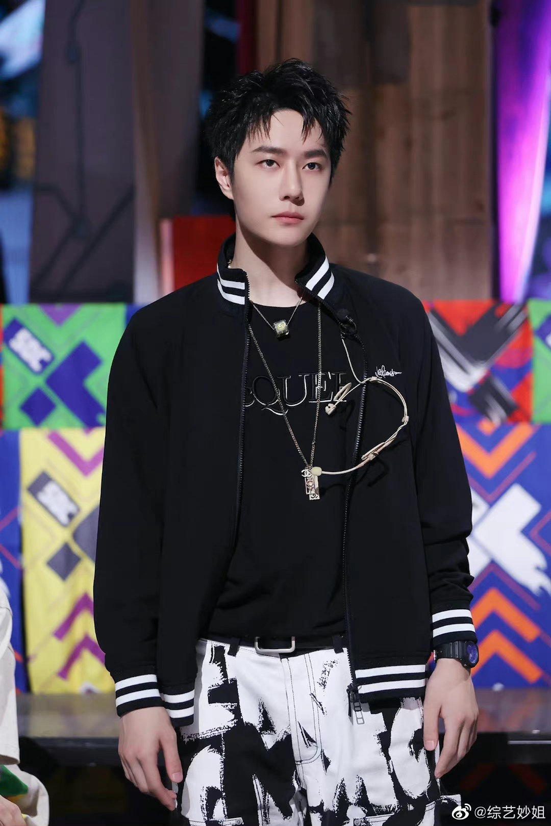 王一博《这就是街舞5》传声筒游戏清唱《爱你》……__财经头条