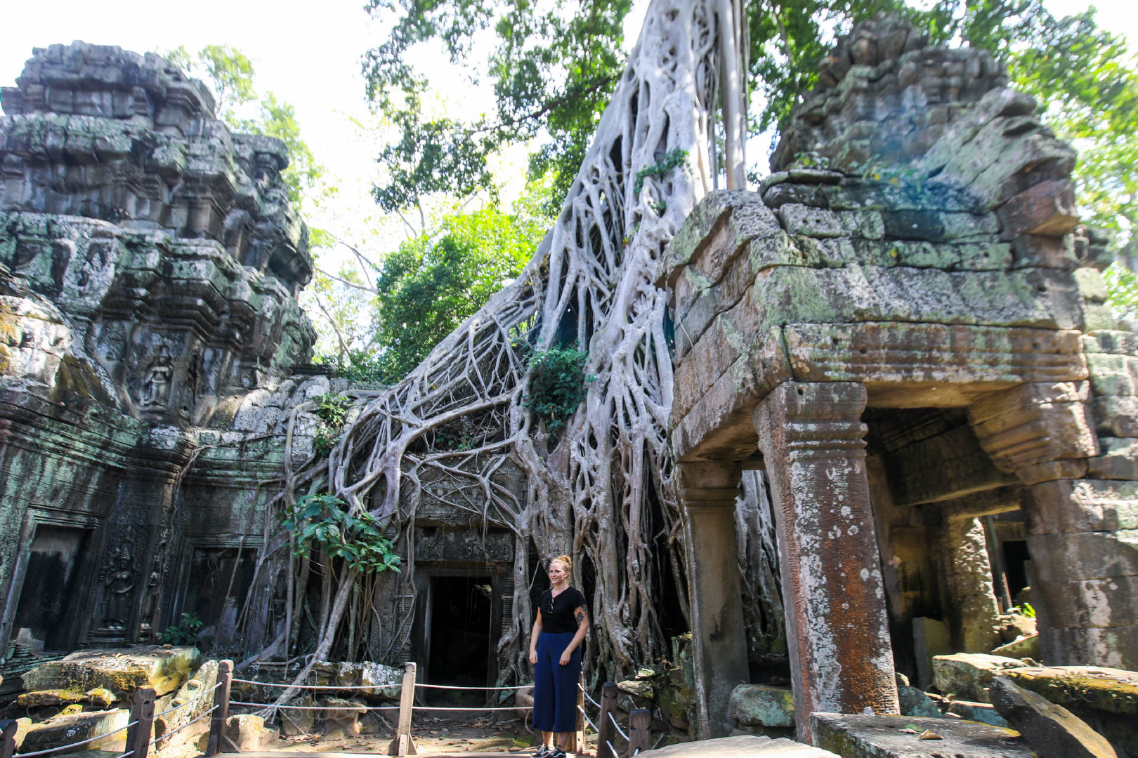 吴哥窟的世界遗产，被大蛇树围着的塔普伦寺，游客都青睐这个石门
