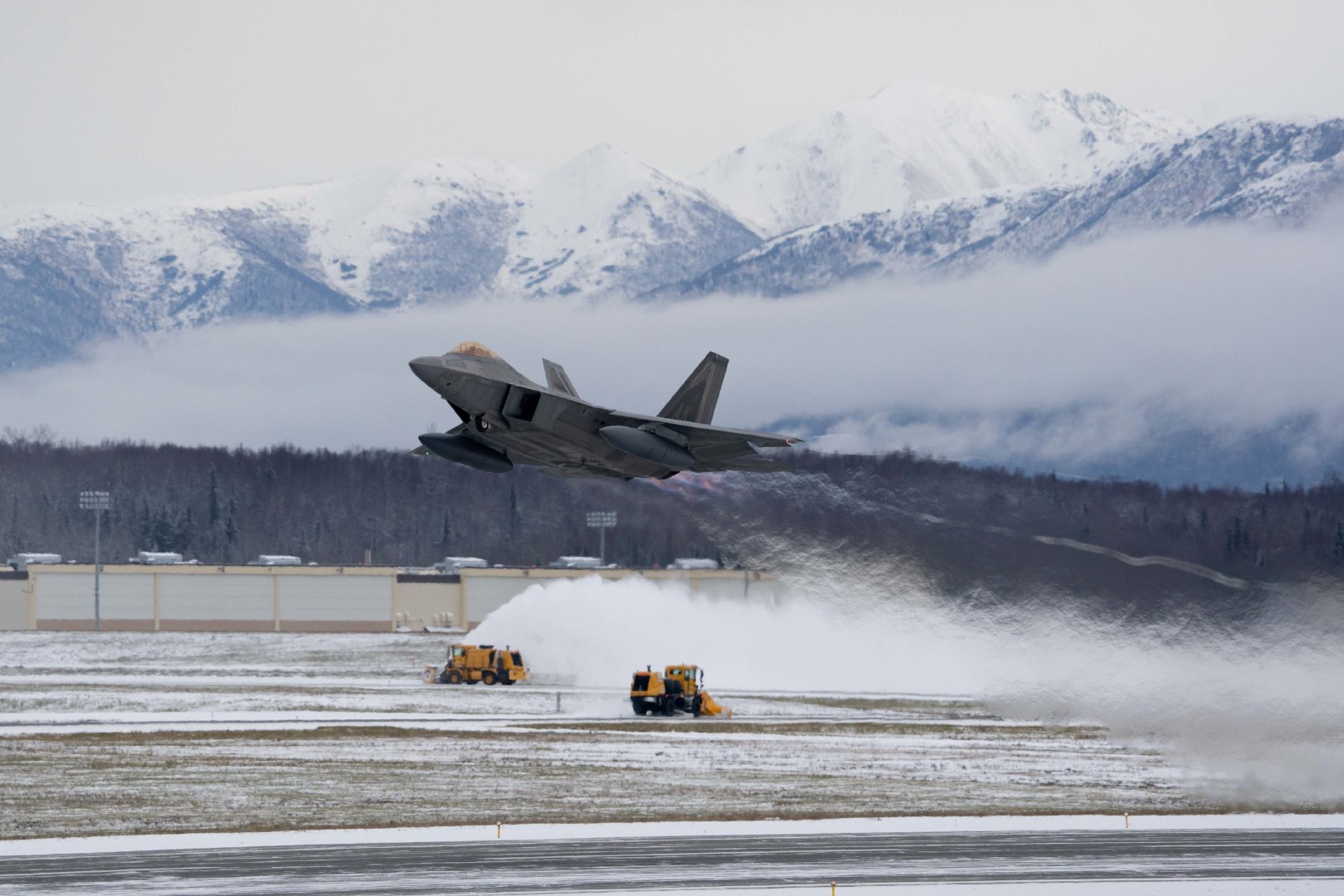 F-22猛禽战斗机在阿拉斯加埃尔门多夫-理查德森联合基地起飞