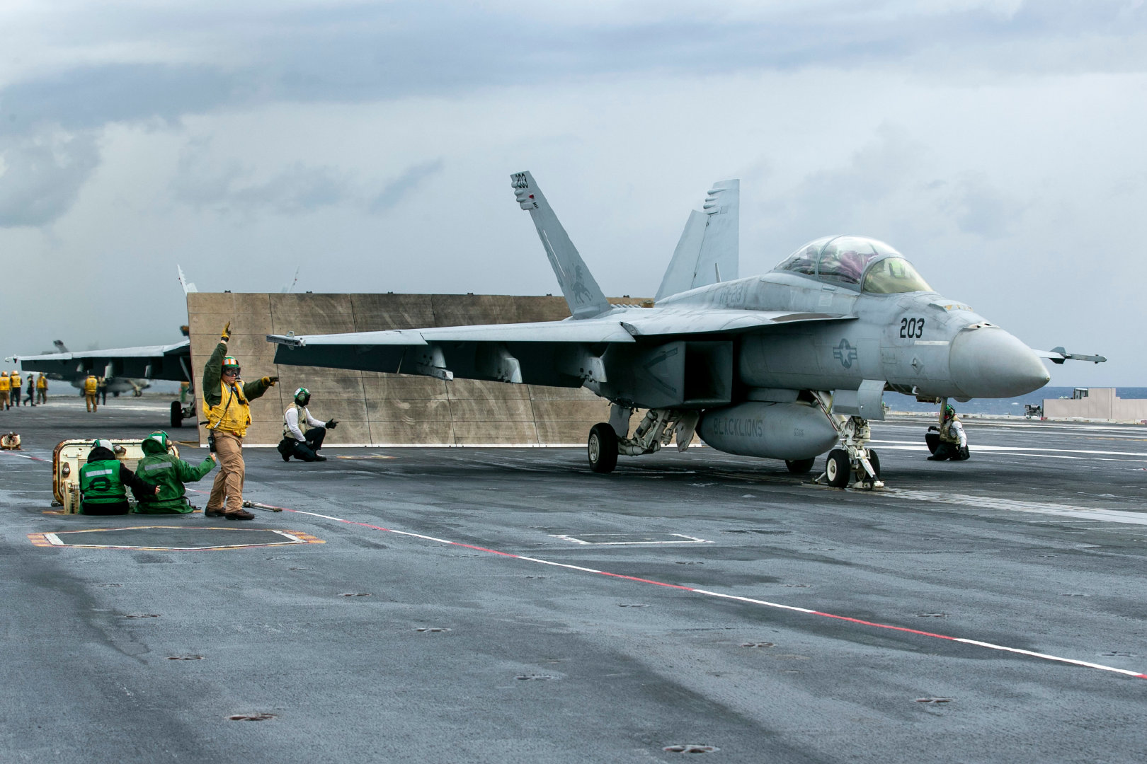 攻击战斗机中队(VFA) 87的“黄金勇士”从福特号起飞|勇士|福特号_新浪新闻