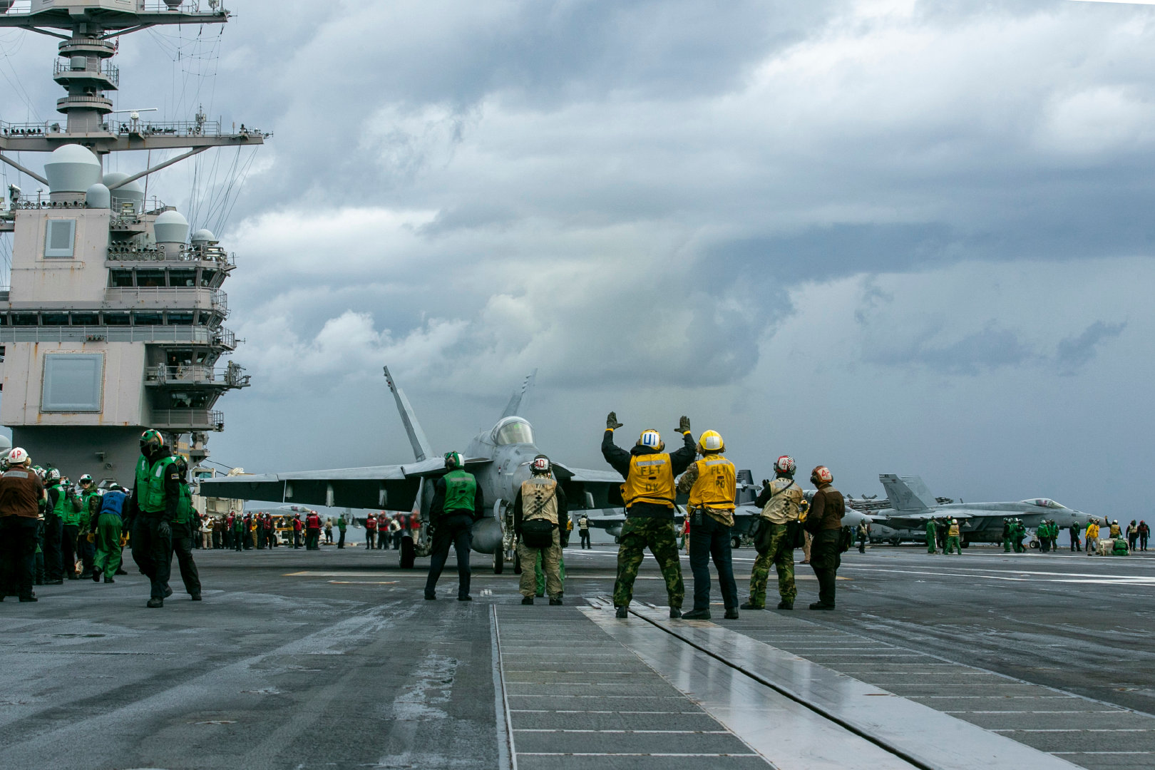 攻击战斗机中队(VFA) 87的“黄金勇士”从福特号起飞|勇士|福特号_新浪新闻