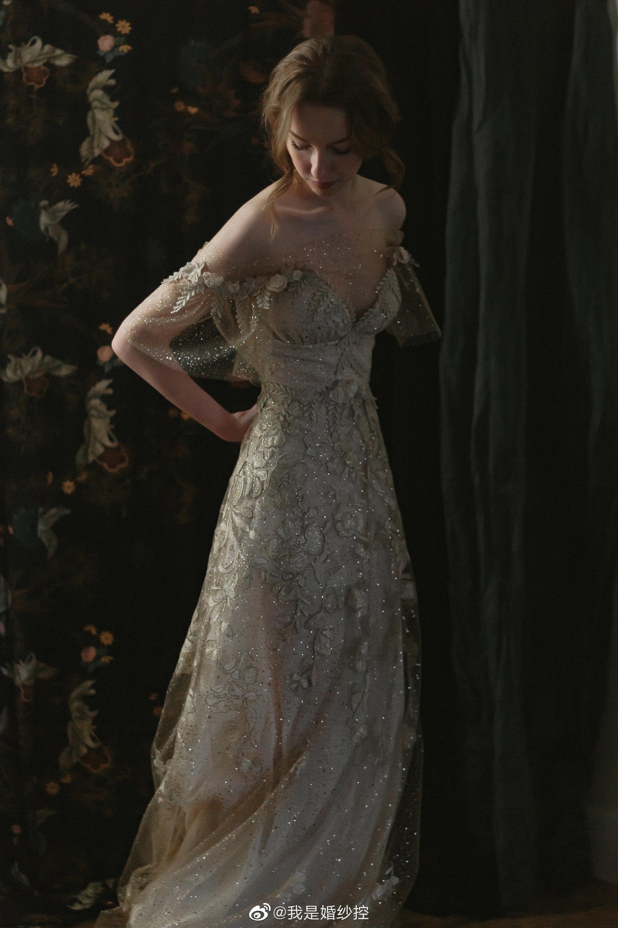 香槟金色，精致美好婚纱:Claire Pettibone⁠摄影:Kellē Sauer