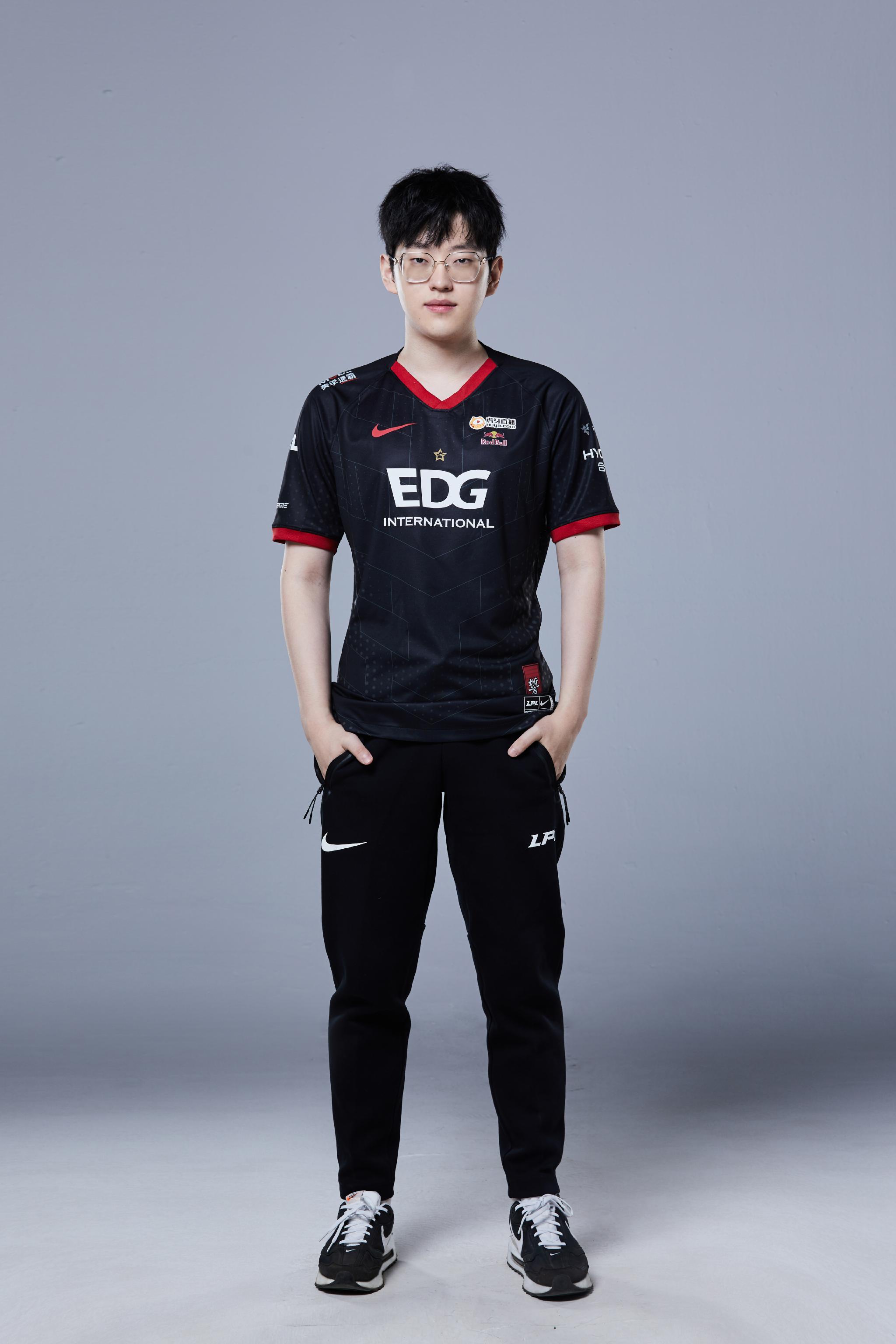 EDG分享「📷」2022LPL春季赛定妆照·Ver2|定妆|春季赛|选手_新浪新闻