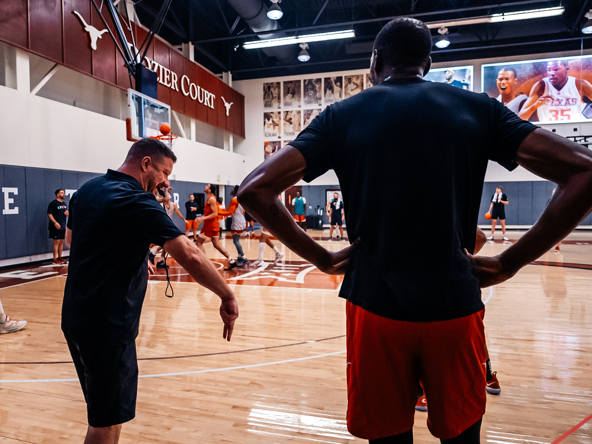 KD母校发布KD教导师弟们的训练照片并配文：unite__财经头条