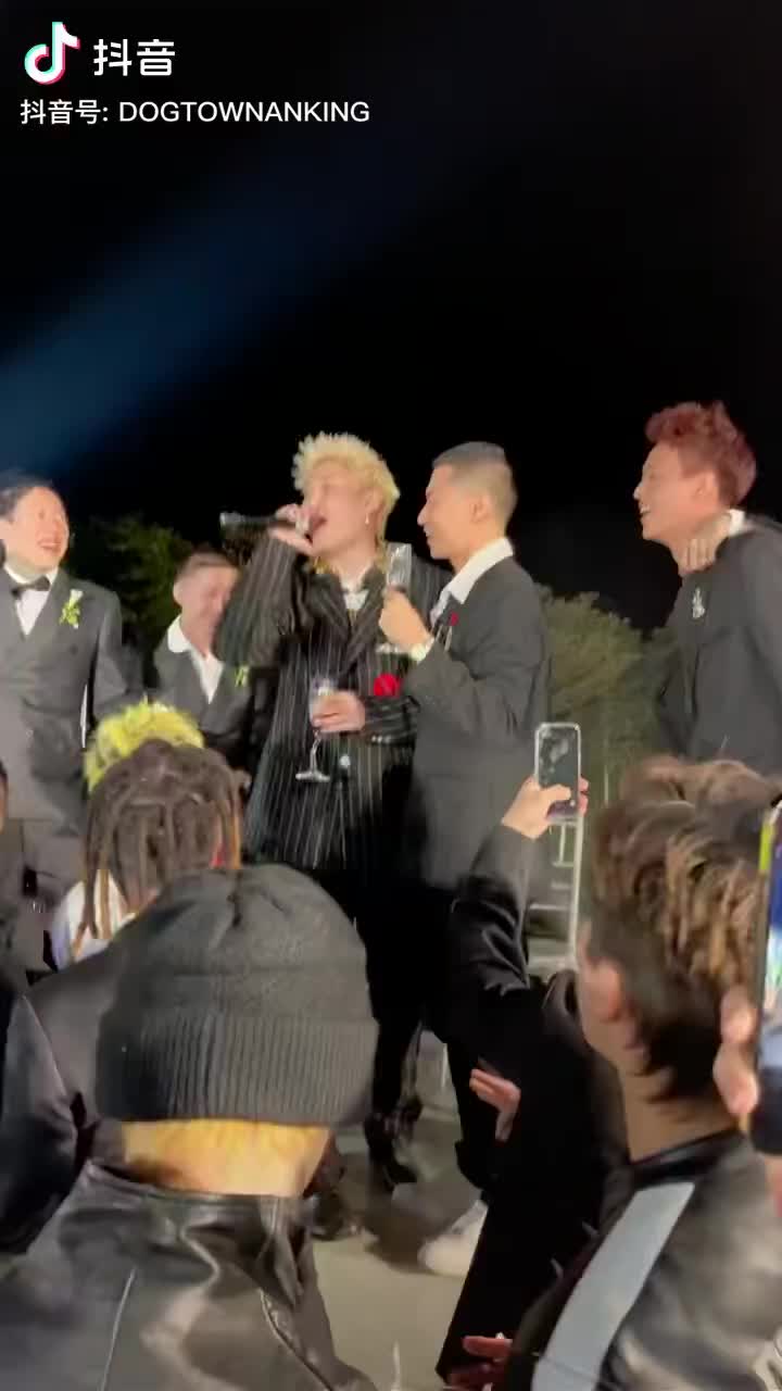 KnowKnow婚礼上的DigiGhetto和成都集团一起喊起“换血”！_新浪新闻