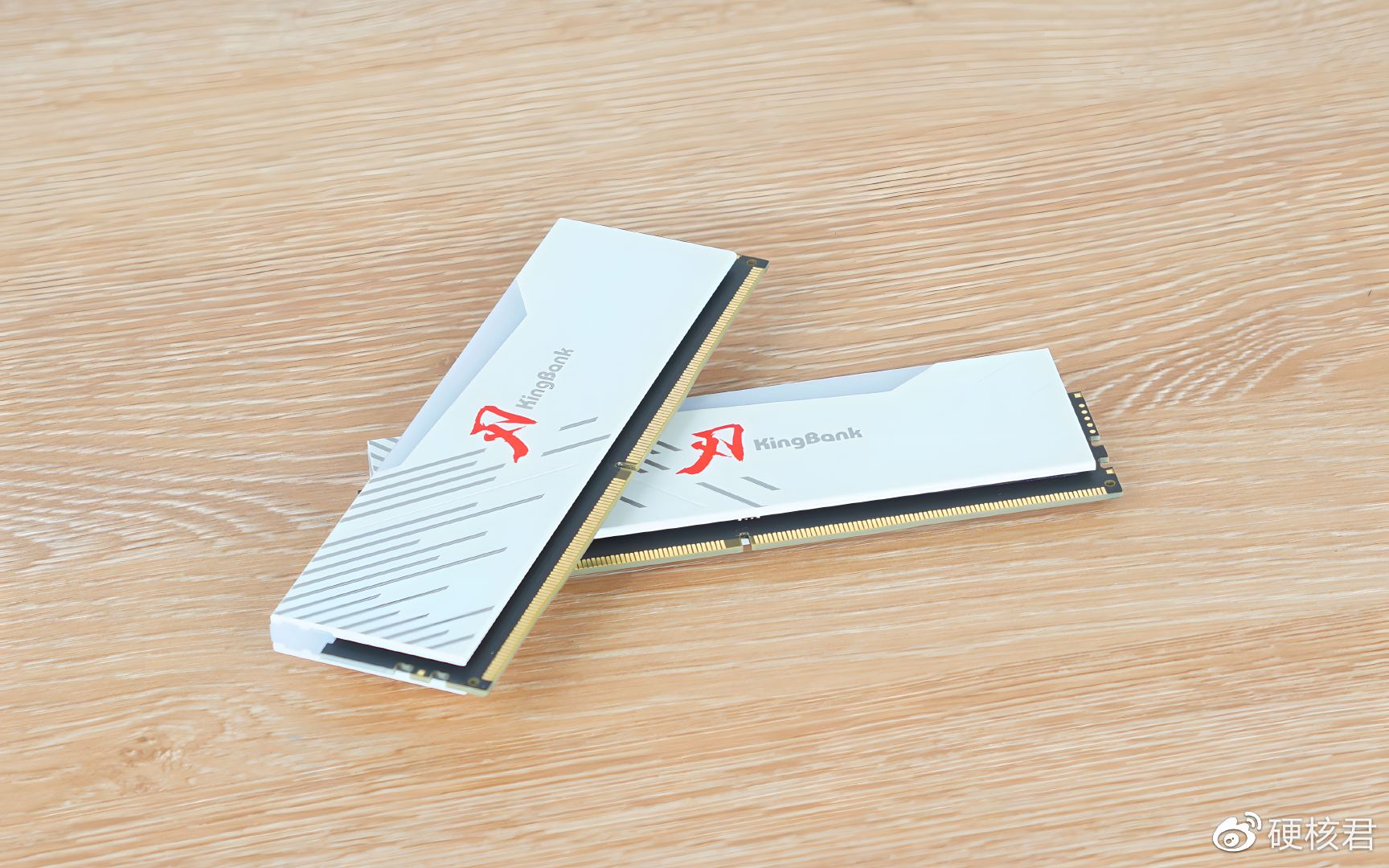 白色高颜值，超频潜力巨大！金百达刃DDR5 6400MHz RGB内存条评测！__财经头条