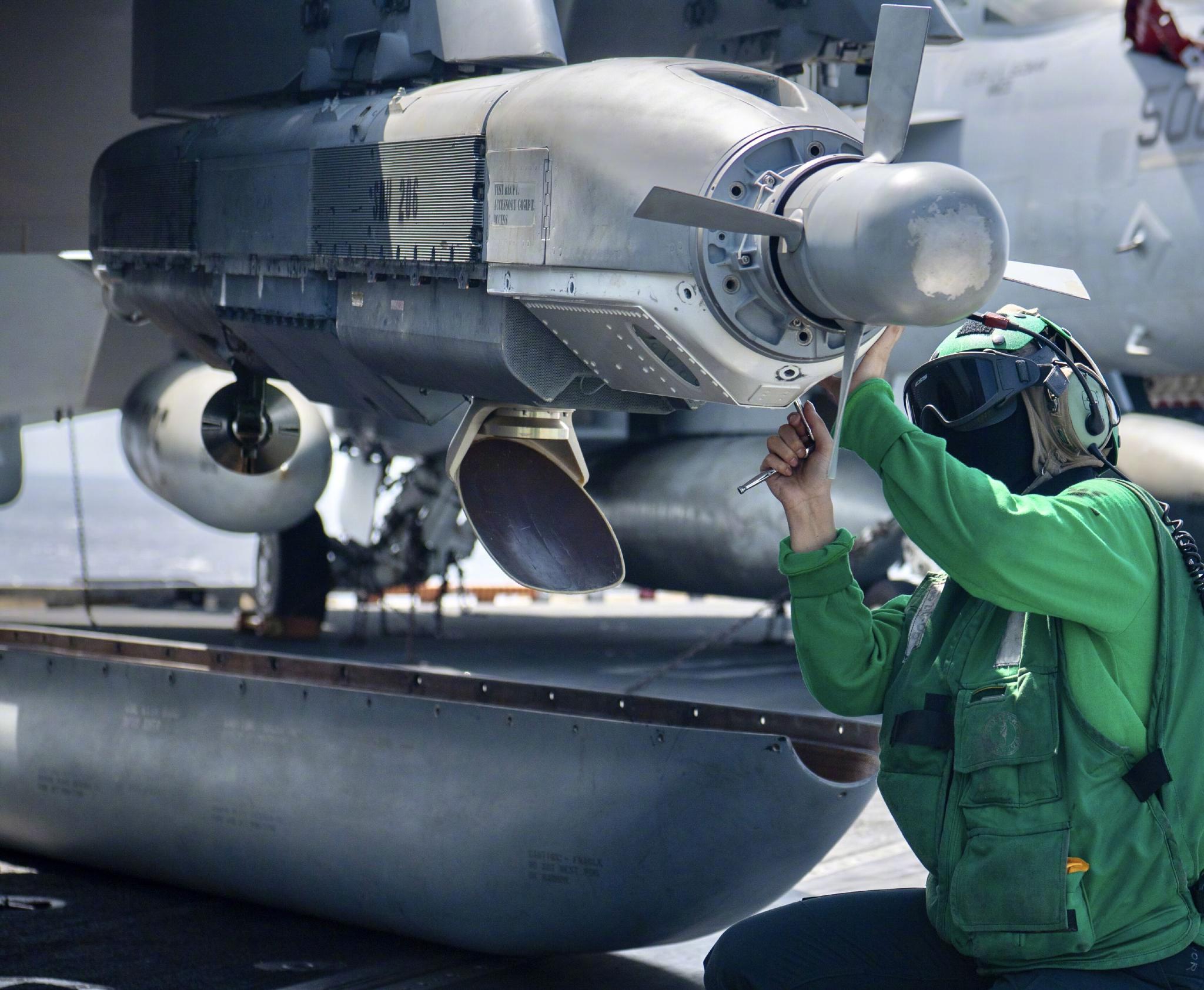 咆哮着使用的AN/ALQ-99 干扰舱内部的清晰图片！