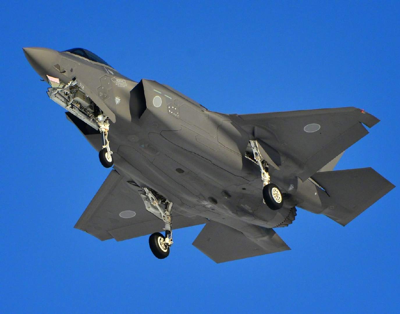 日本航空自卫队第302战术战斗机中队的F-35A在三泽空军基地进行飞行训