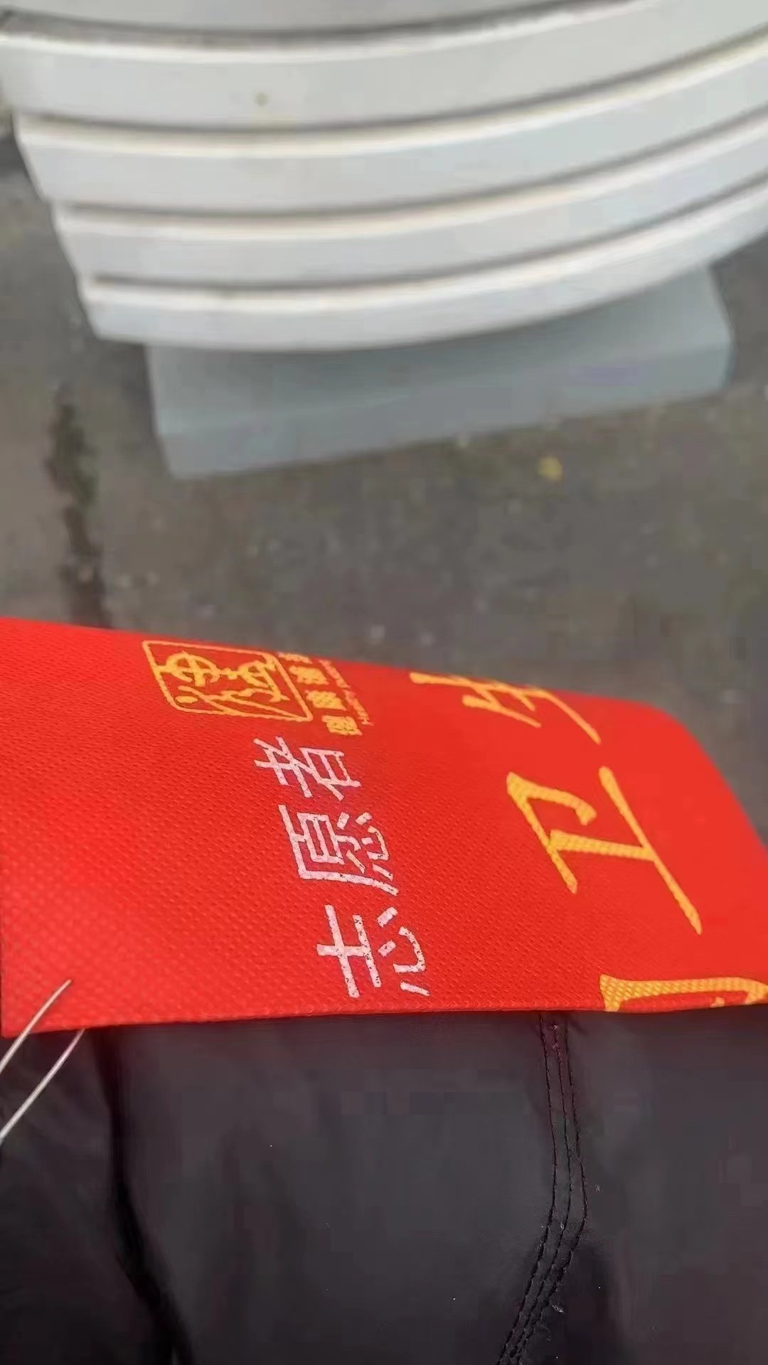 肖战粉丝场外做志愿者 跟着肖战一起……