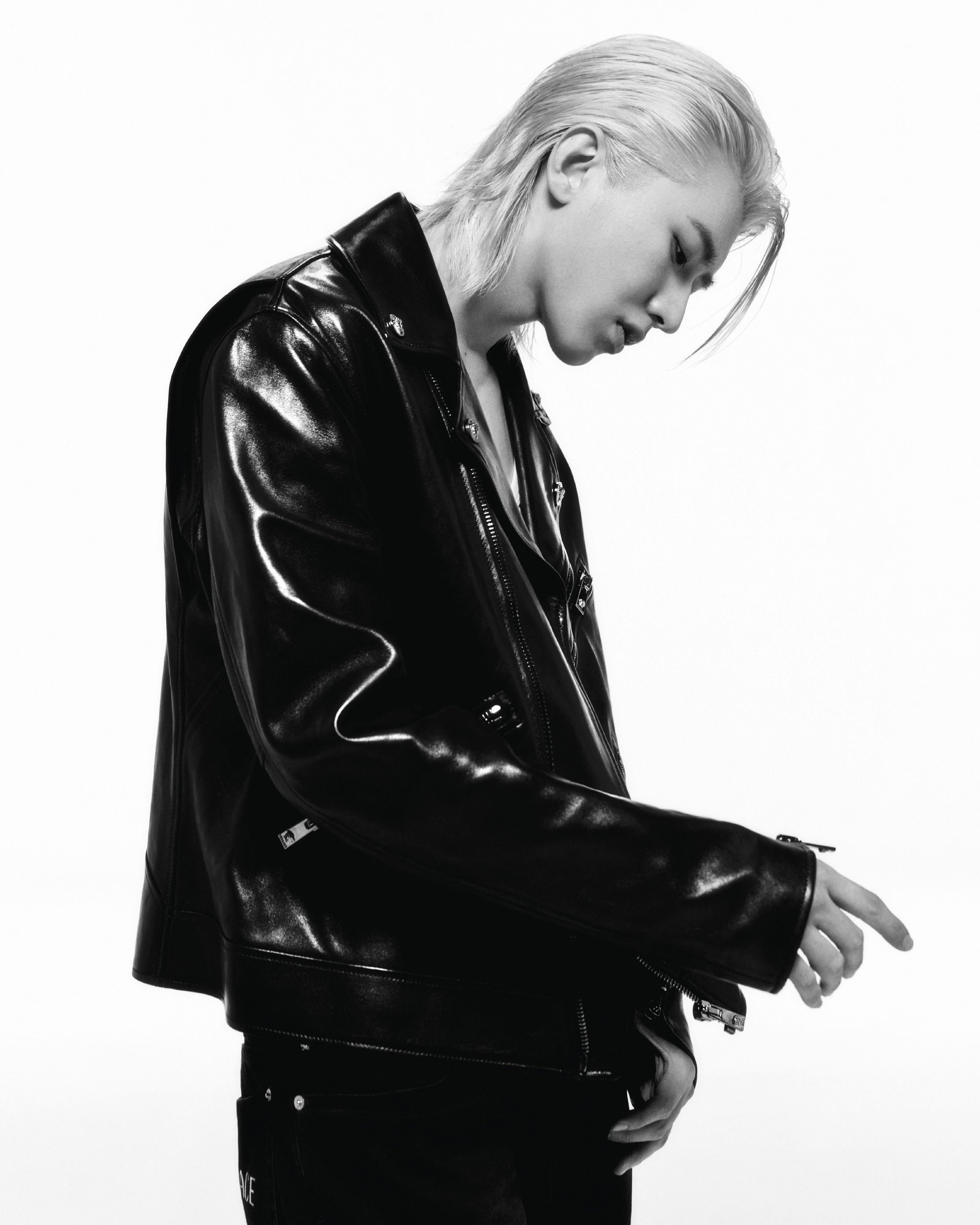 蔡徐坤演绎VERSACE ICONS系列|蔡徐坤|Versace_新浪新闻