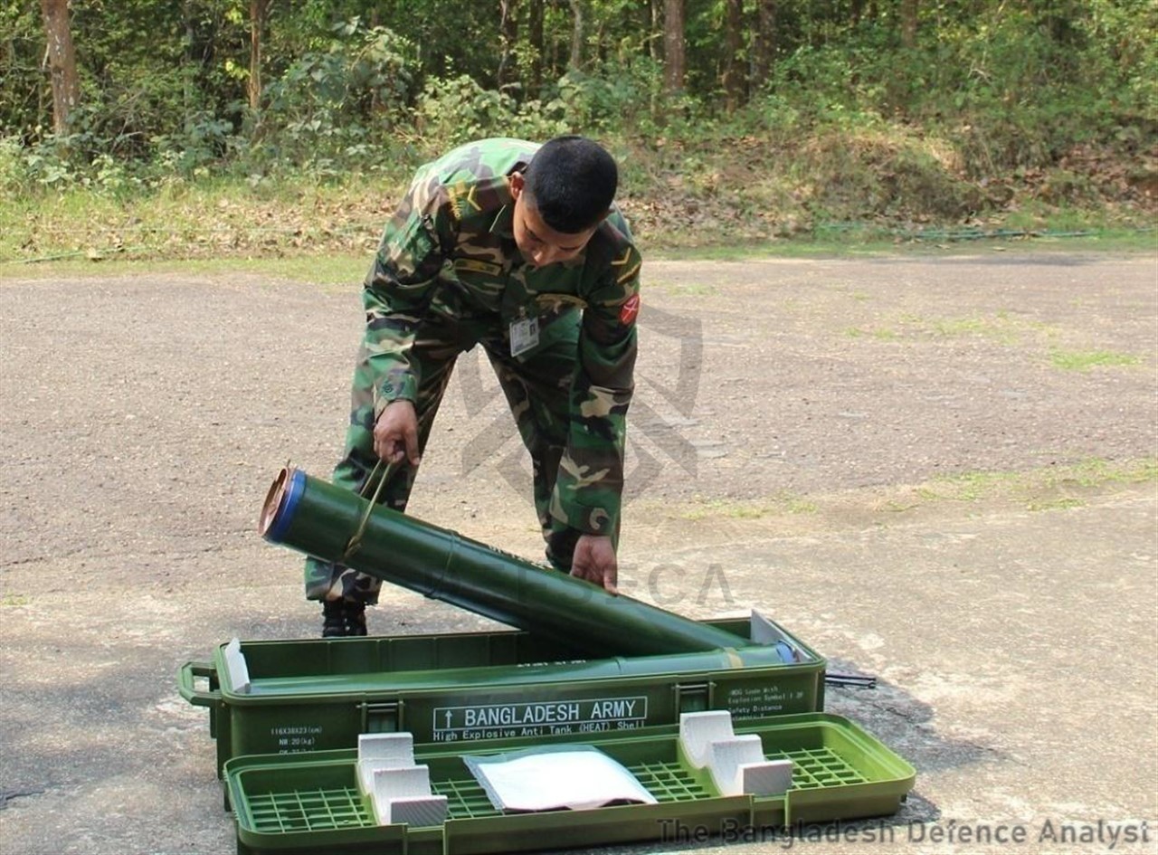 孟加拉军队装备的PF98A型120mm火箭筒和配套的外贸BKJ3破甲弹__财经头条