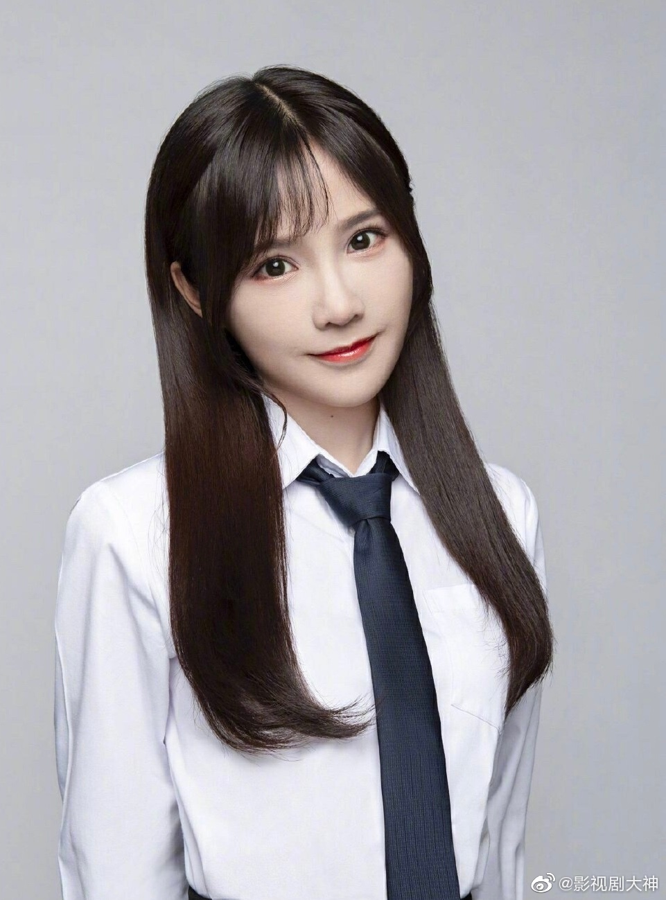 SNH48现在出了四万年美女苏杉杉，和之前的四千年美女鞠婧祎比