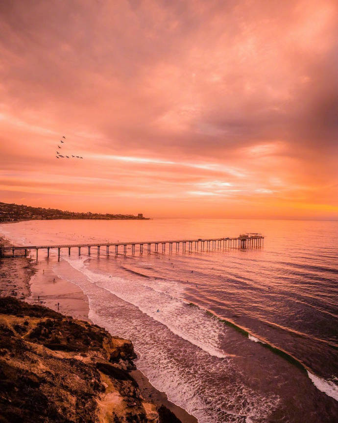 美国圣地亚哥橘色海滩 今天的晚霞是橙子汽水的味道！__财经头条