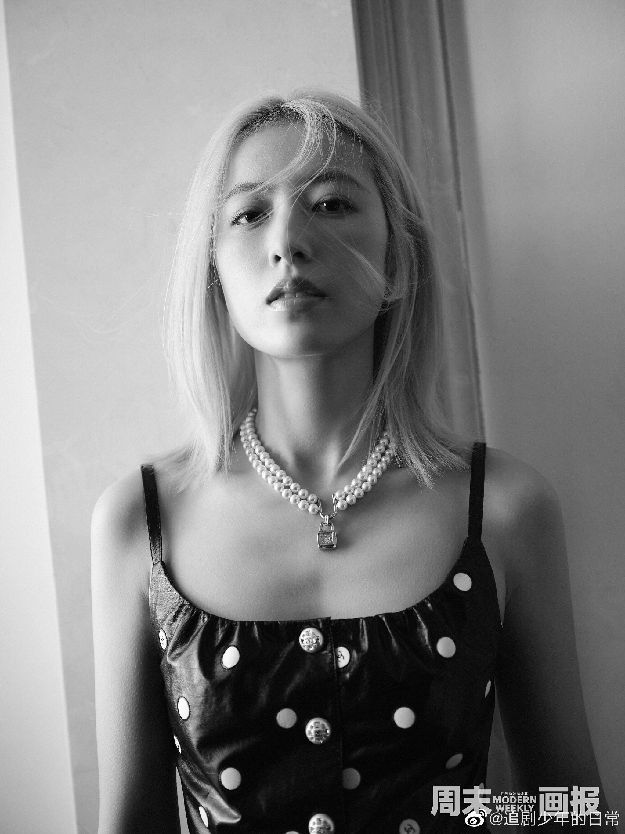 登上本周《周末画报》LIVE版封面……|周雨彤|周末画报_新浪新闻