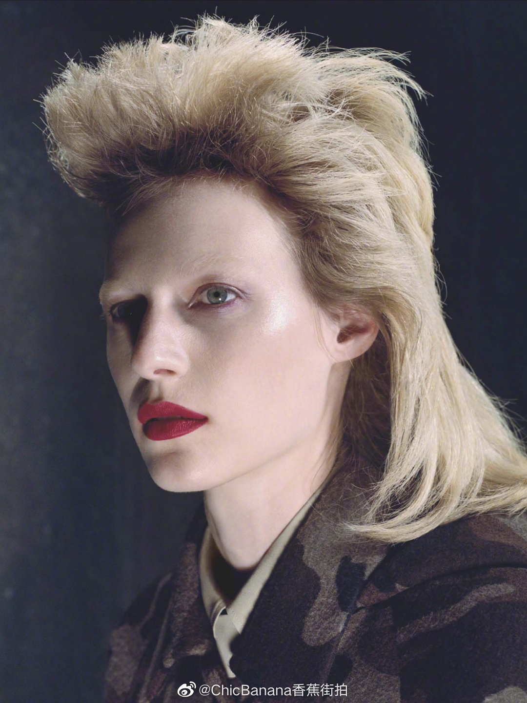 今日分享一位具有时尚教父之称的顶级摄影大师，Steven Meisel