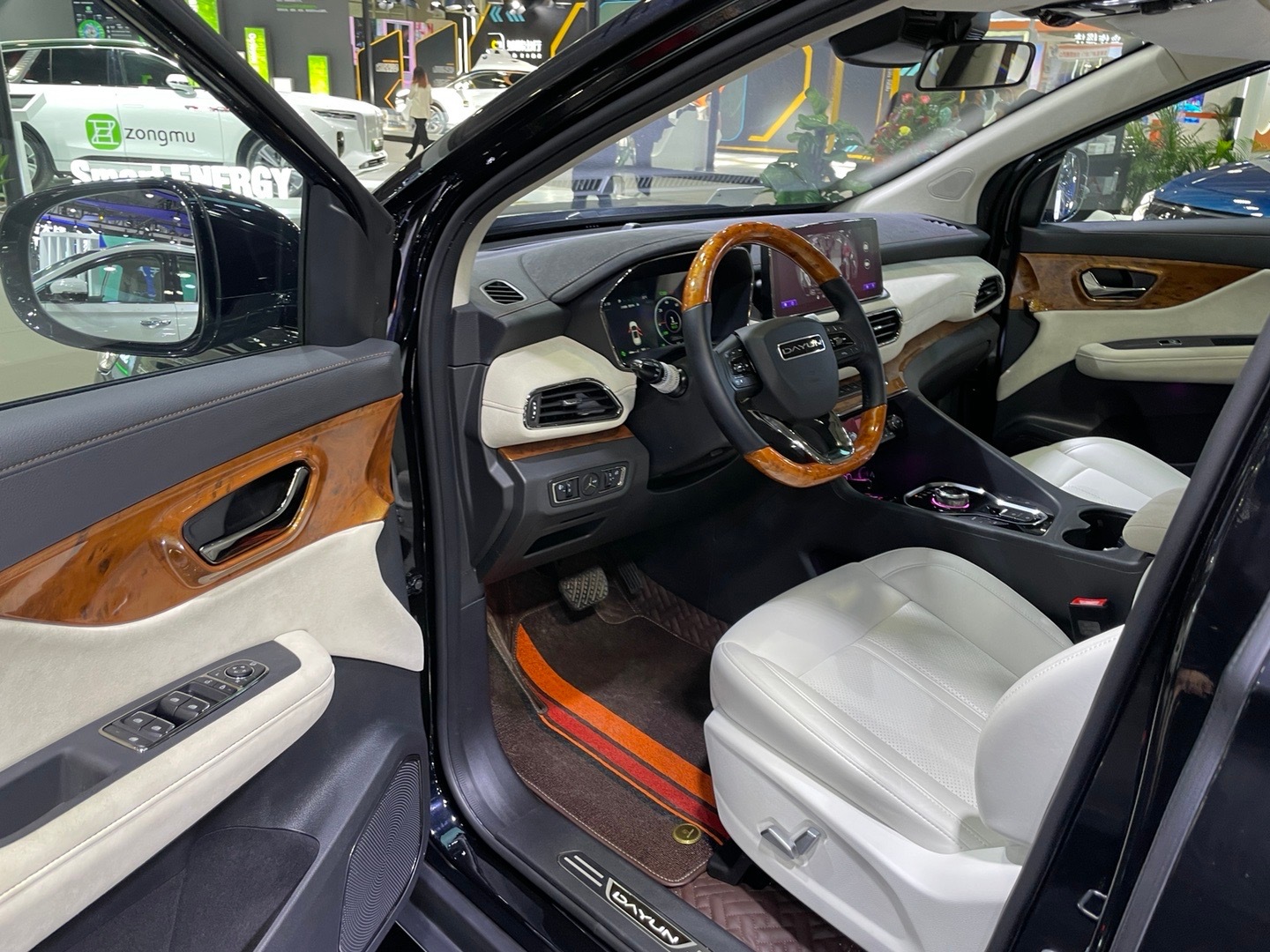 大运新能源MPV，25.88万的志远M1，星空顶，头等舱第二排……__财经头条