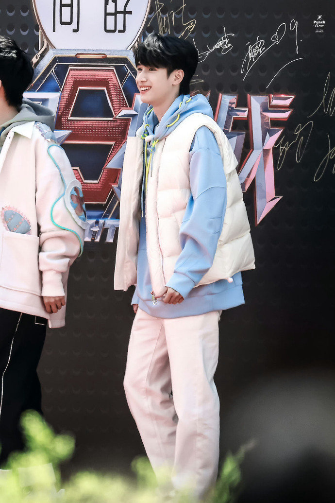 严浩翔录制《极限挑战》路透，帅帅气气的翔哥……__财经头条