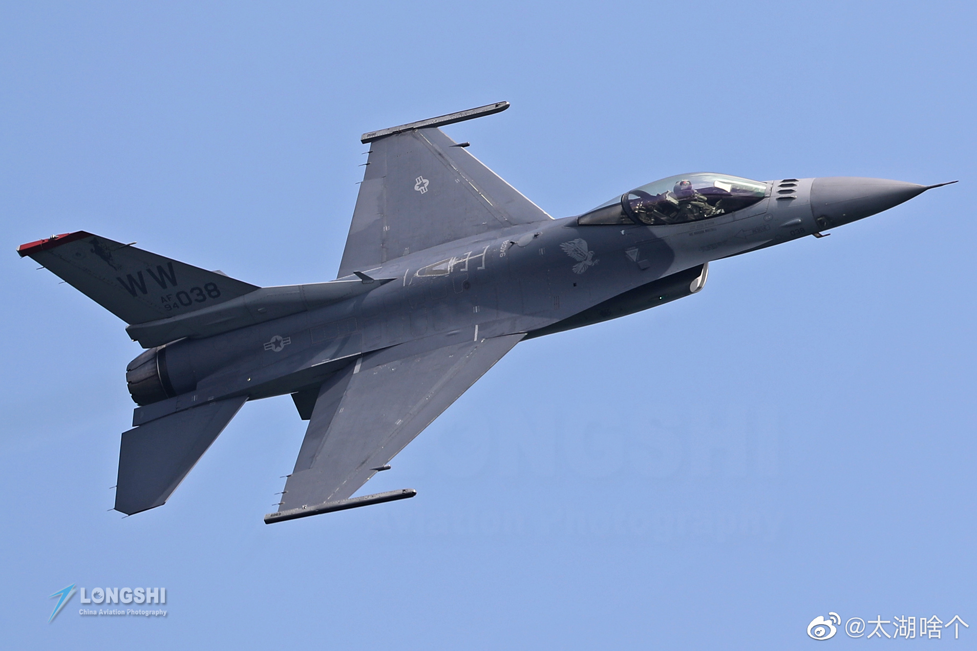 美国宣布向菲律宾出售12架F-16C/D战斗机……