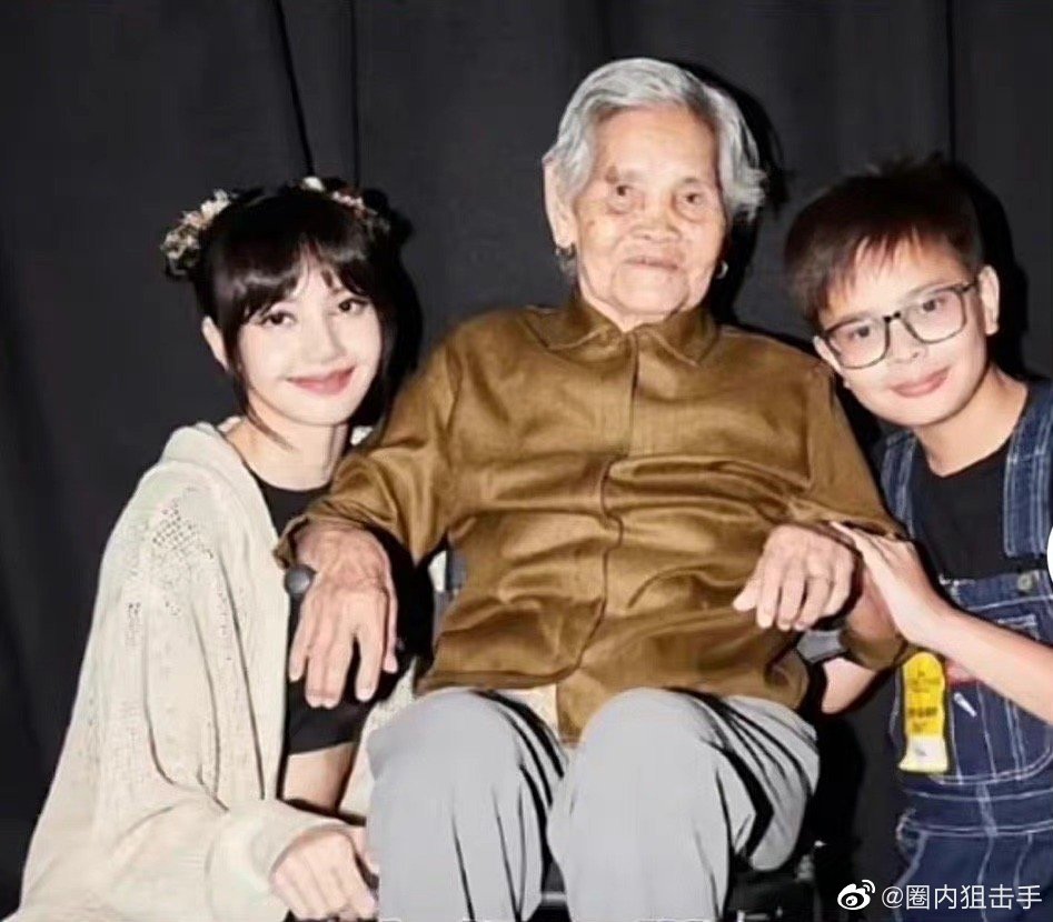 网友偶遇Lisa和妈妈逛街，Lisa和妈妈好幸福，是妈妈的乖宝宝呀|乖宝宝|幸福_新浪新闻